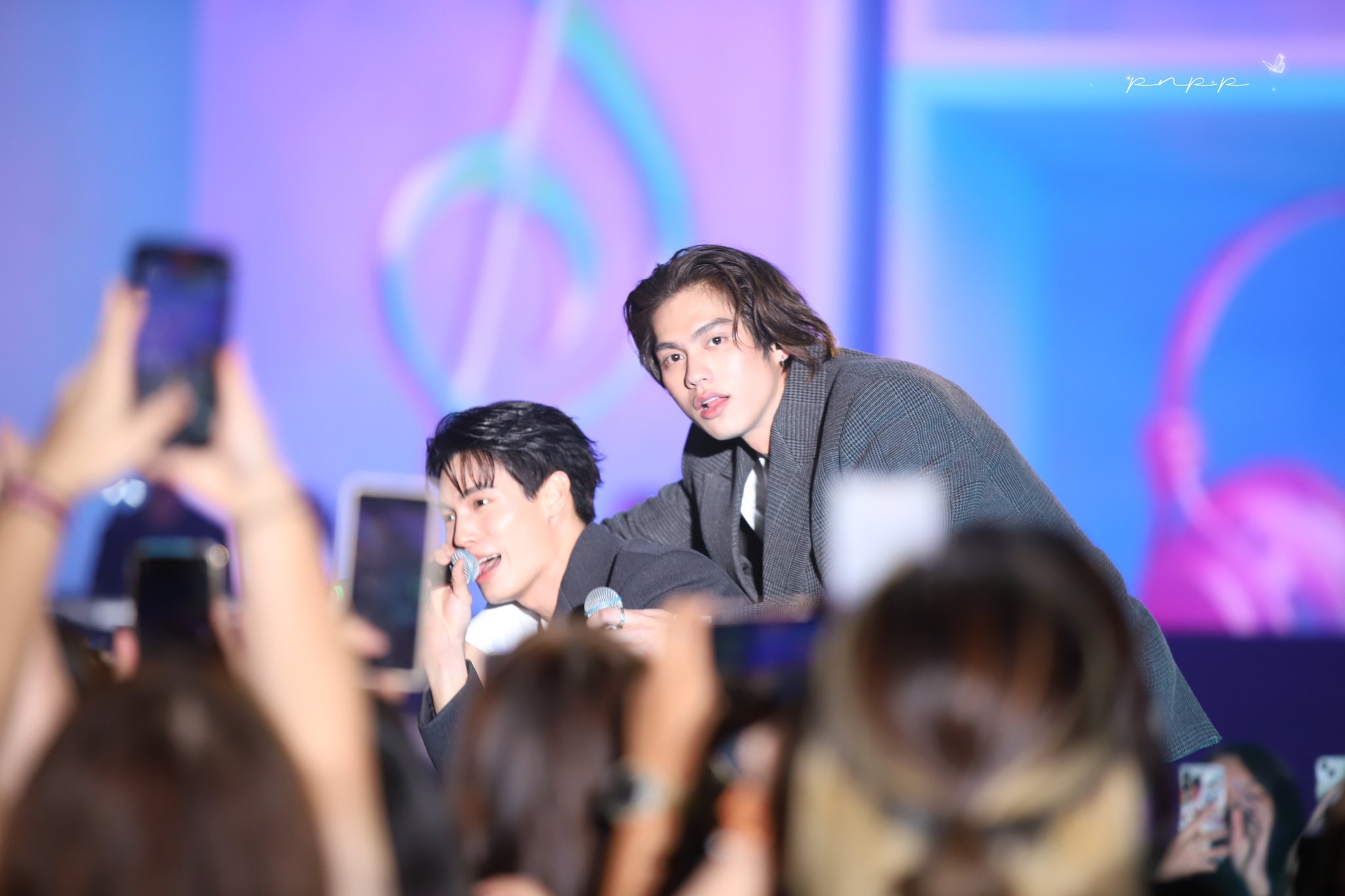 PNPP ~ พป ☆彡 on Twitter: "เมื่อน้องวินลงมานั่ง เมื่อไบร์ทลงจากเวที ผู้คนก็แตกตื่น ได้มาแค่นี้ 🤣🤣 ...