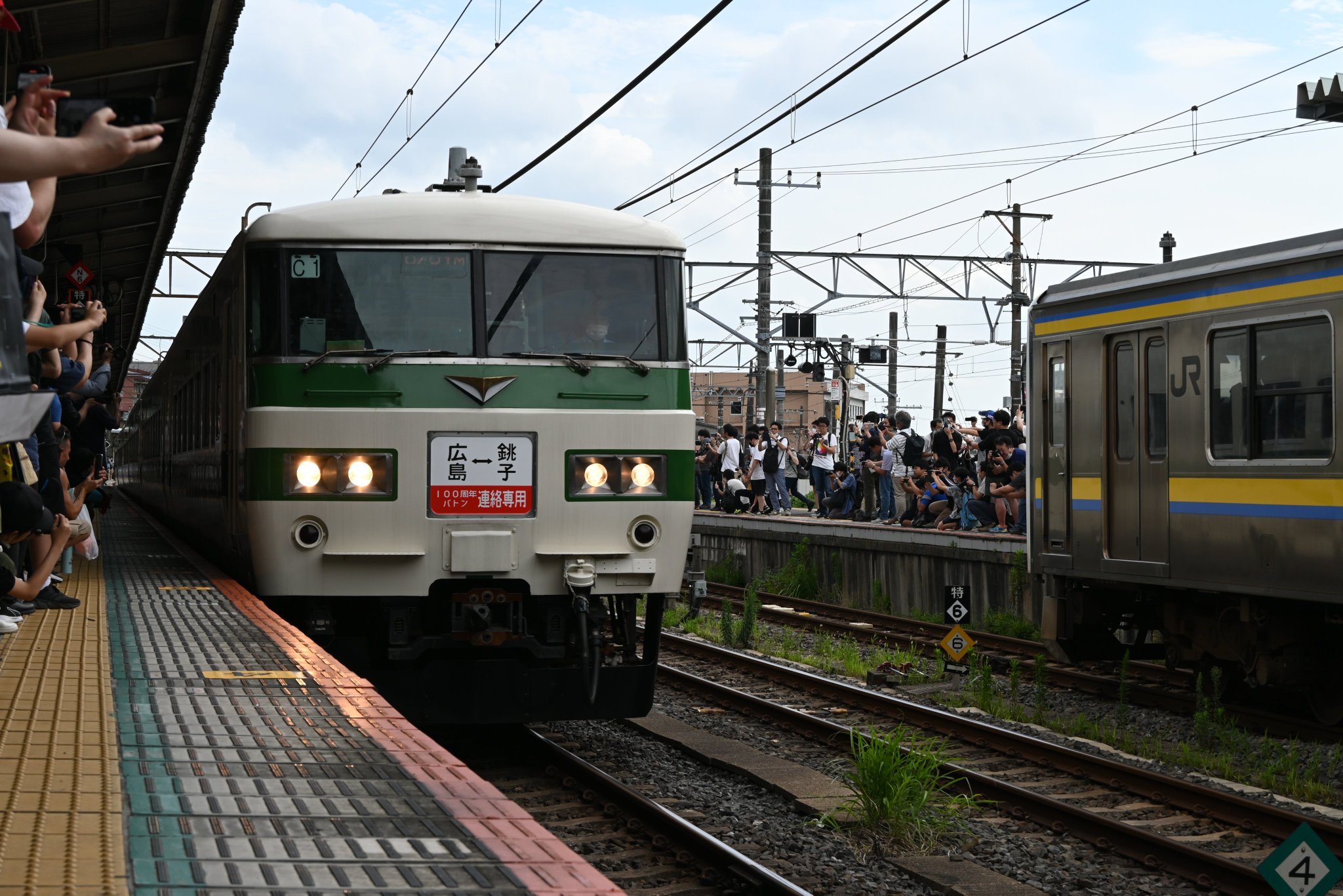 写真垢 on Twitter: "185系C1 団臨100周年バトンリレー号@成田 始発駅では外川の行き先を表示。 https://t.co/iWIDhn3DEl" / Twitter