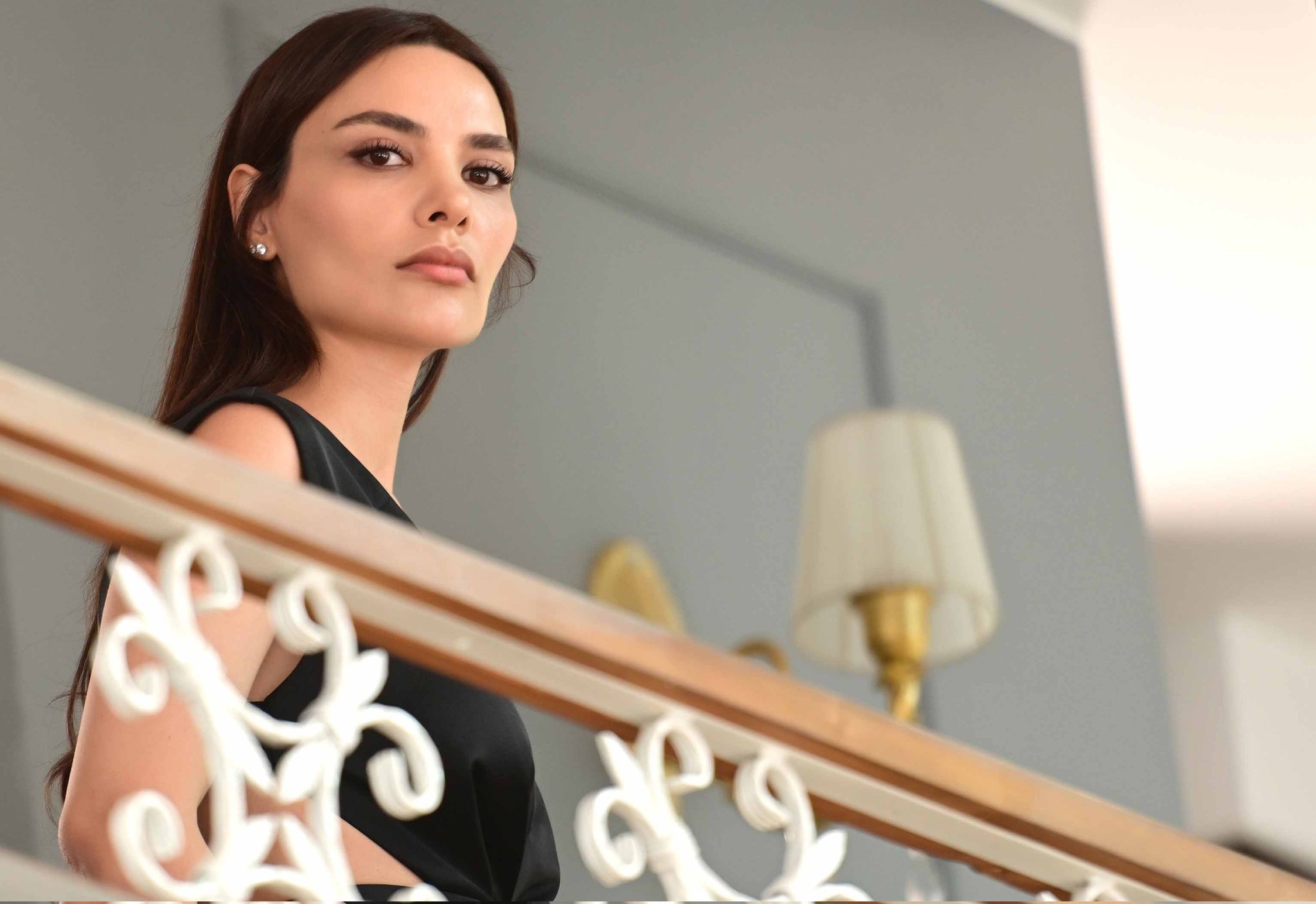 dizicibaĞyan on Twitter: "#ÜveyAnne 3. 📸 Efsun’a ait boynuna taktığı gerdanlık Serap’ı zor ...