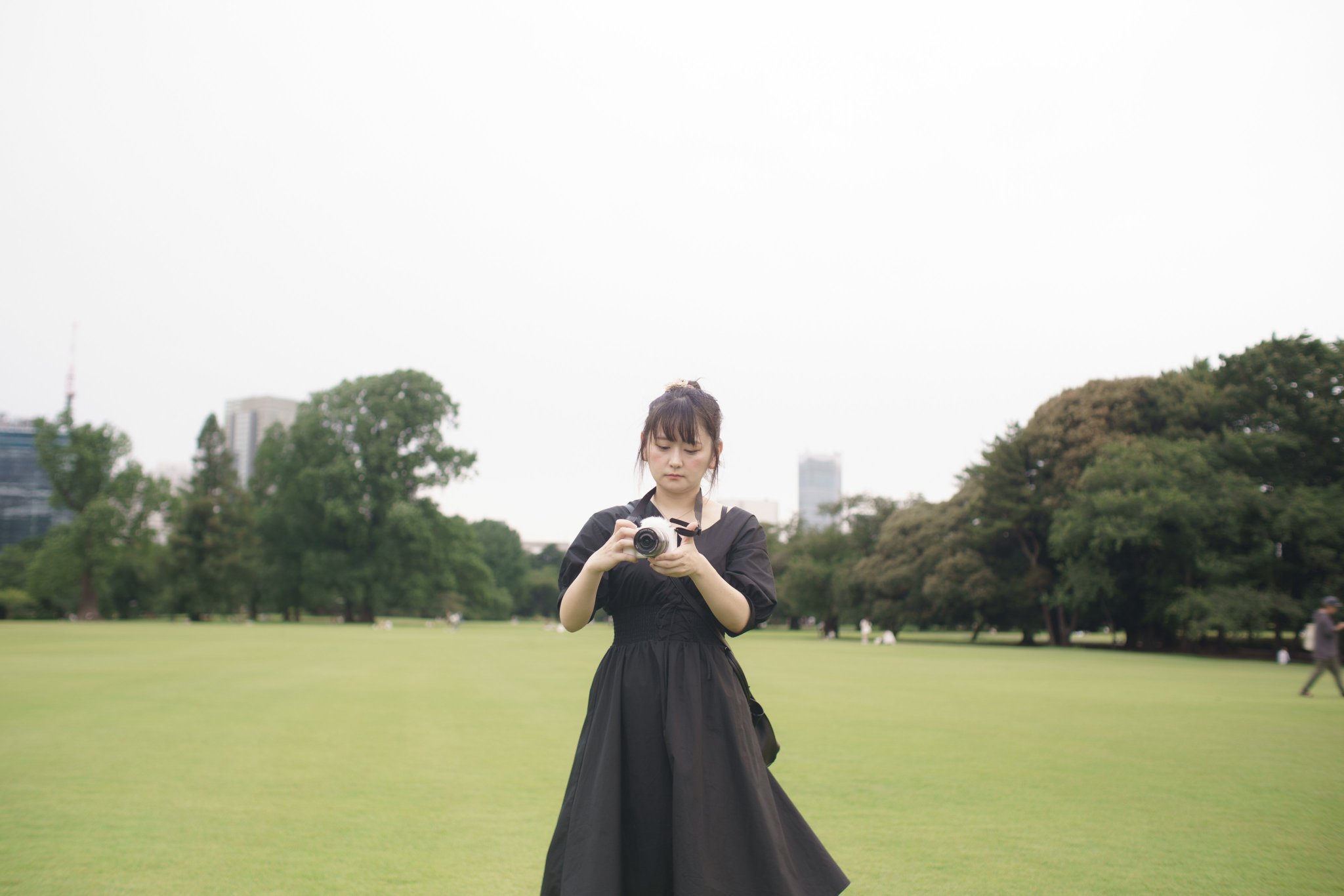 あかの なおき on Twitter: "芝生とビルとカメラとあなた - The lawn, the building, the camera, and YOU. - 逢沢まひる ...