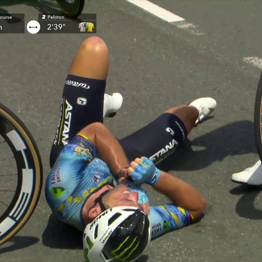 Eurosport on Twitter: "𝗠𝗮𝗿𝗸 𝗖𝗮𝘃𝗲𝗻𝗱𝗶𝘀𝗵 𝗰𝗿𝗮𝘀𝗵𝗲𝘀! 💥 The Astana Qazaqstan clutches his shoulder as ...