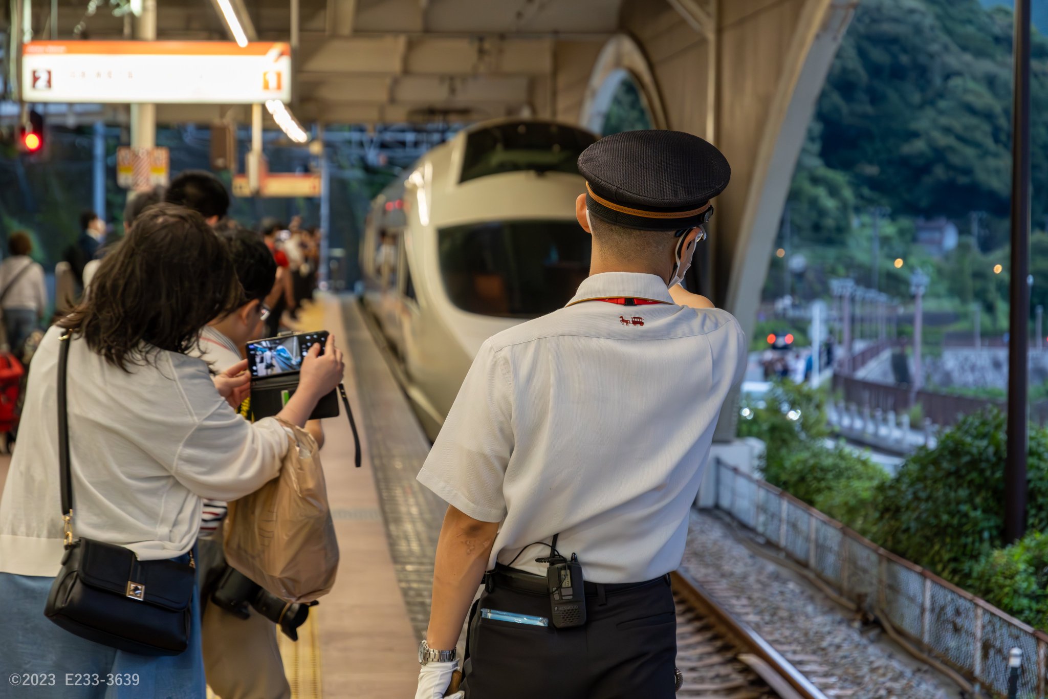 E233-3639 on Twitter: "箱根登山鉄道の駅員さんがこうしてVSEを見送るのもあと何回あるのかな。 https://t.co/RdYeVoYIHp" / Twitter