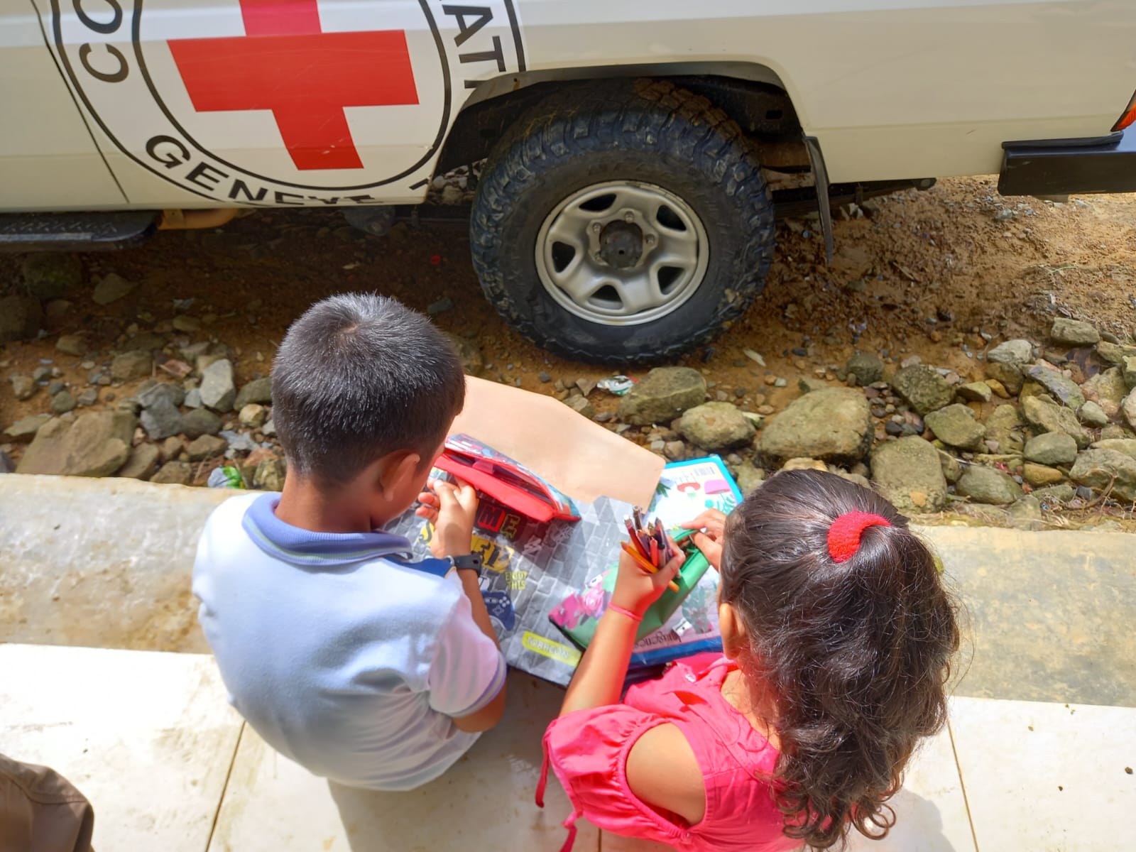 CICR Colombia on Twitter: "Estuvimos en zona rural del #SurDeBolívar, entregando 100 kits ...