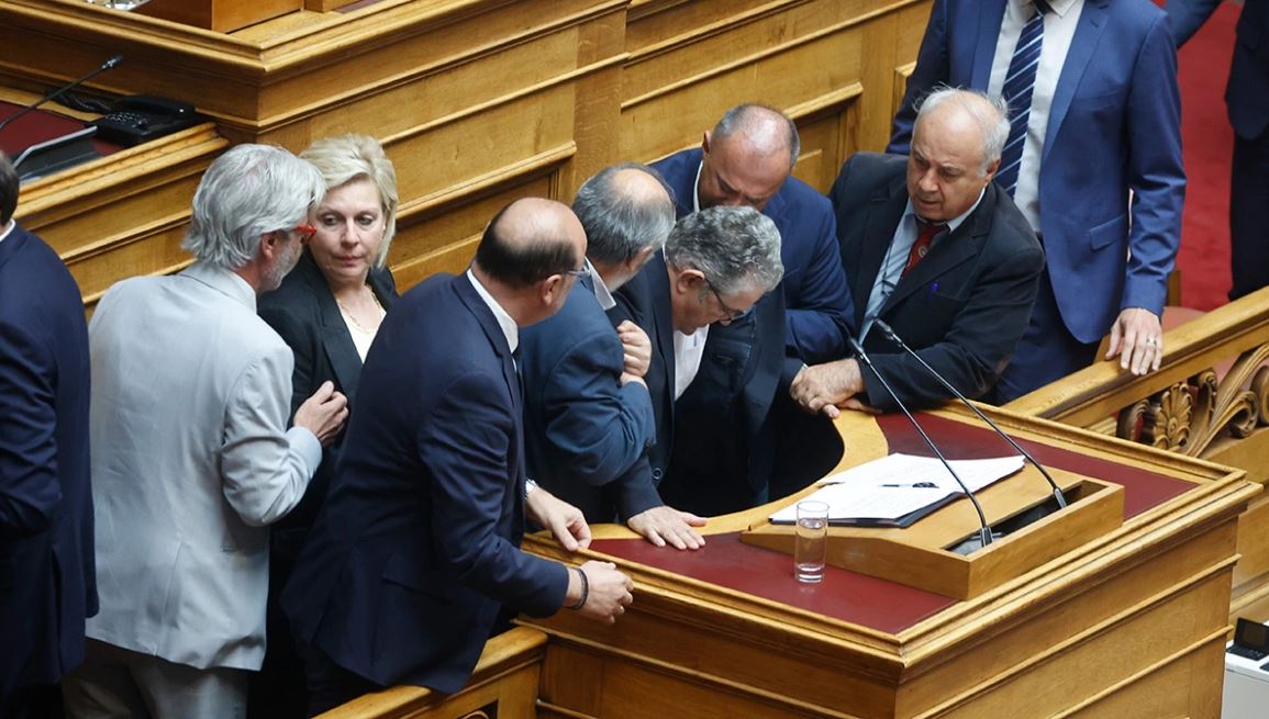 Makeleio.gr on Twitter: "ΕΚΤΑΚΤΟ: ΠΑΡΑΛΙΓΟ ΝΑ ΣΩΡΙΑΣΤΕΙ Ο Δ.ΚΟΥΤΣΟΥΜΠΑΣ ΣΤΟ ΒΗΜΑ ΤΗΣ ΒΟΥΛΗΣ ...