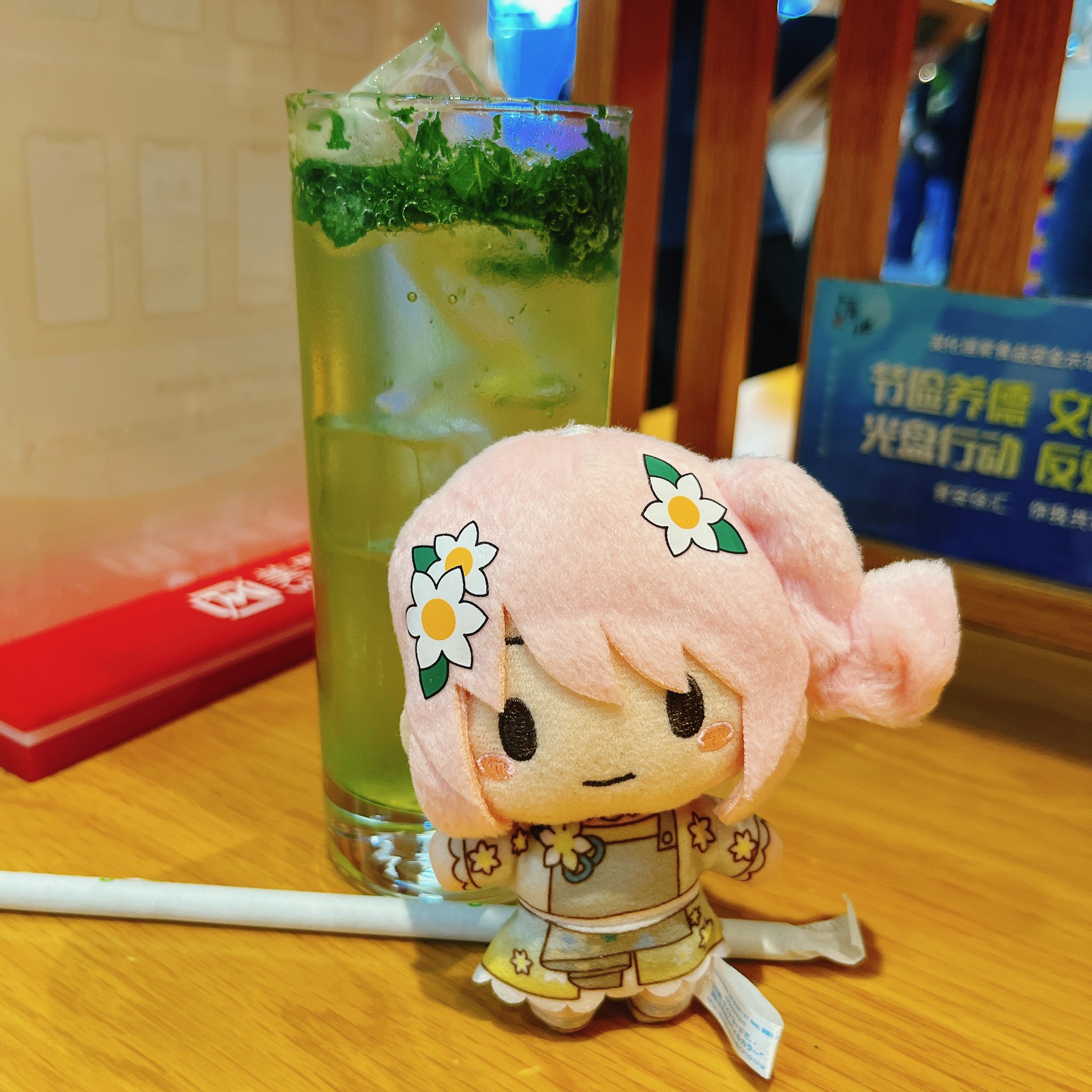 れな ｡･･ っ♡ On Twitter 昨天去吃的时候在顺便追番 店员看到拿了个小板凳给我跟我说是手机支架 好可爱 〃ﾉωﾉ