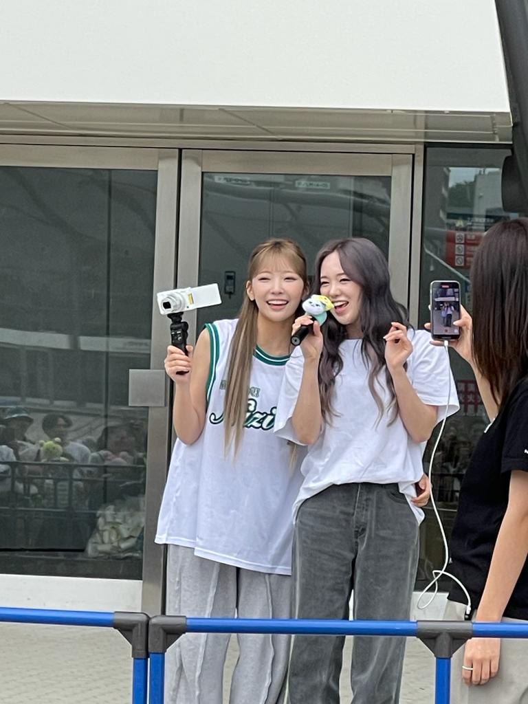 エミリー🐣NiziU 7/8代々木参戦 on Twitter: "Rio and Mayuka at MD booth today😍😍😍 My top 2 members 😭😭😭 #NiziU ...