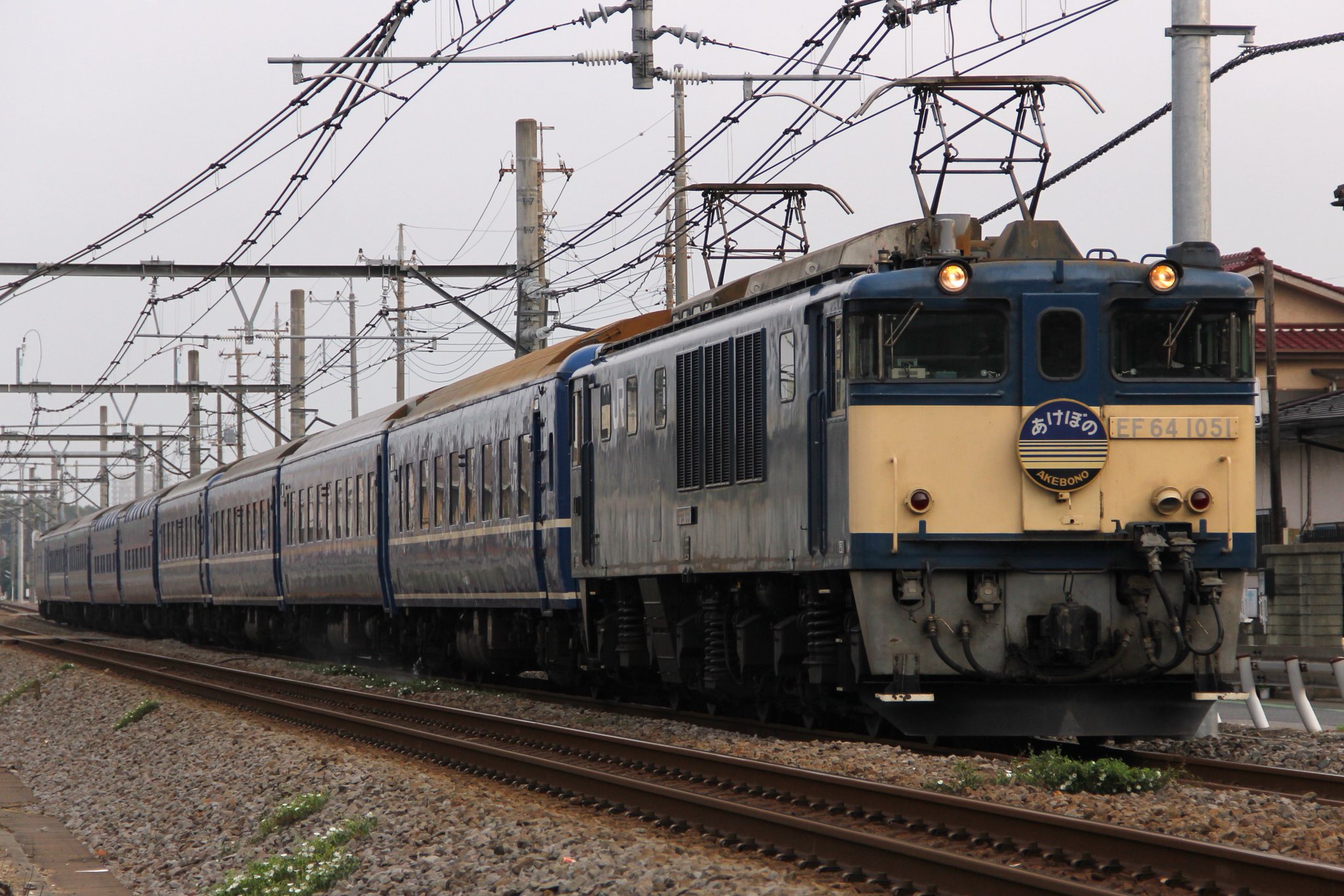 北鉄⭐️⭐️⭐️ on Twitter: "#みんなのブルトレ見せて #おはようトレイン #1日1枚EF64 #EF641051 11年前の今ごろはあけぼのを撮っていた 2022レ 2012 ...