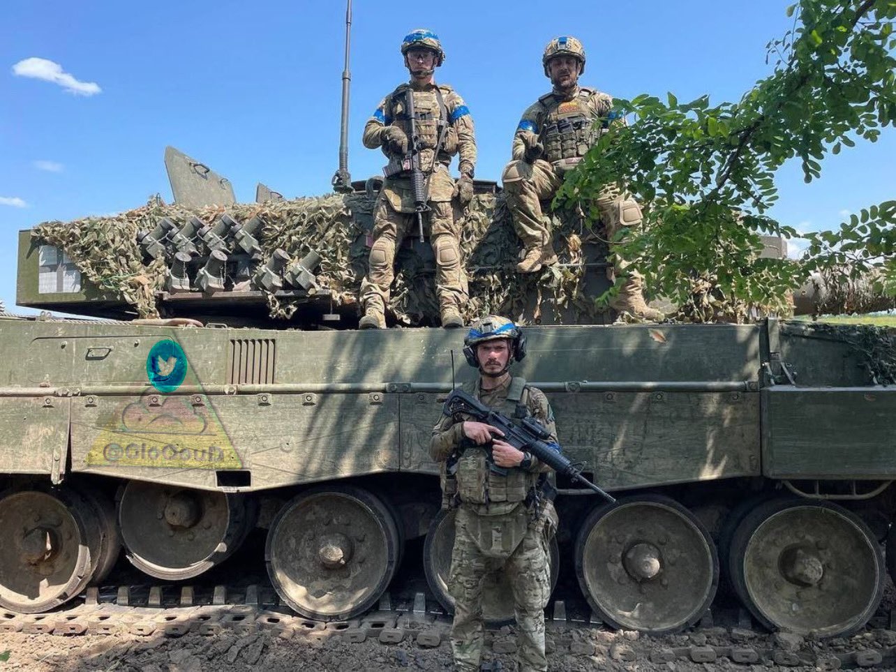 Cloooud |🇺🇦 on Twitter: "🇺🇦#Ukrainian soldiers with 🇩🇪#German tank «Leopard 2A4» in # ...