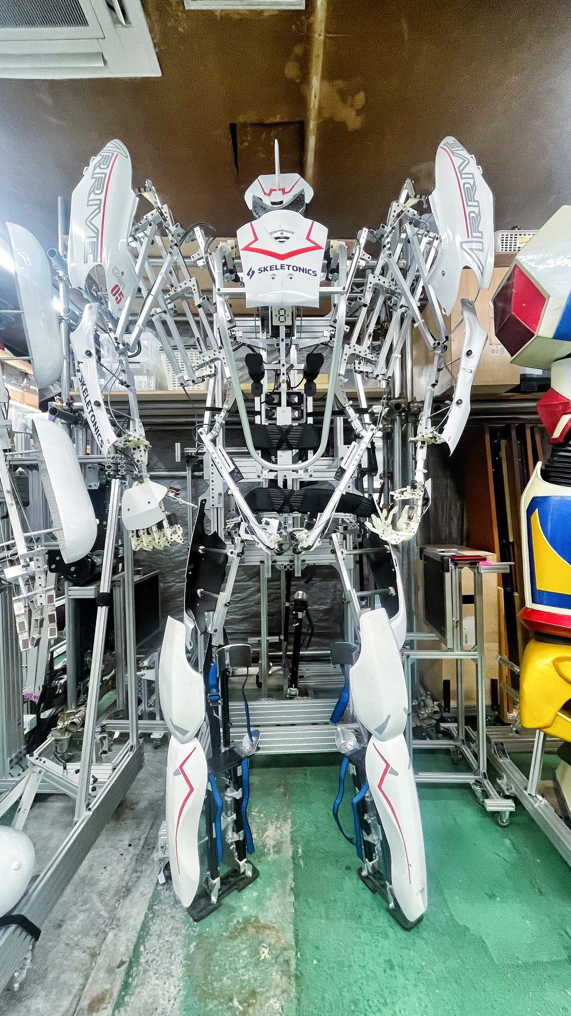 𝙮𝙨𝙠 →7/15ｷﾁﾄｸDJ👑 on Twitter: "😇キングオージャーコクピットとして使用されているのは『スケルトニクスアライブ』で手のパーツは最新タイプのものから換装して撮影で使って ...