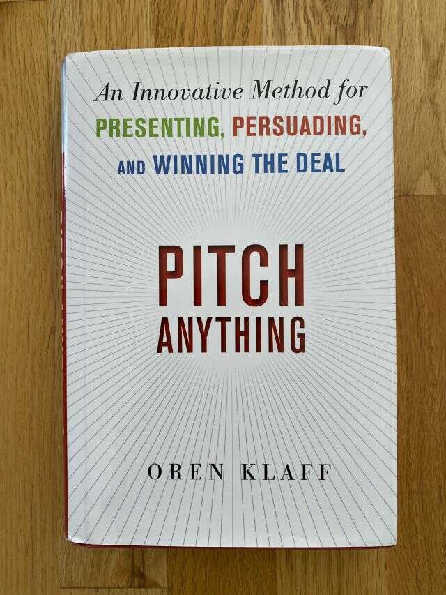 في كتاب "Pitch Anything" يقدم المؤلف طريقة لتقديم عروض البيع والإقناع ...