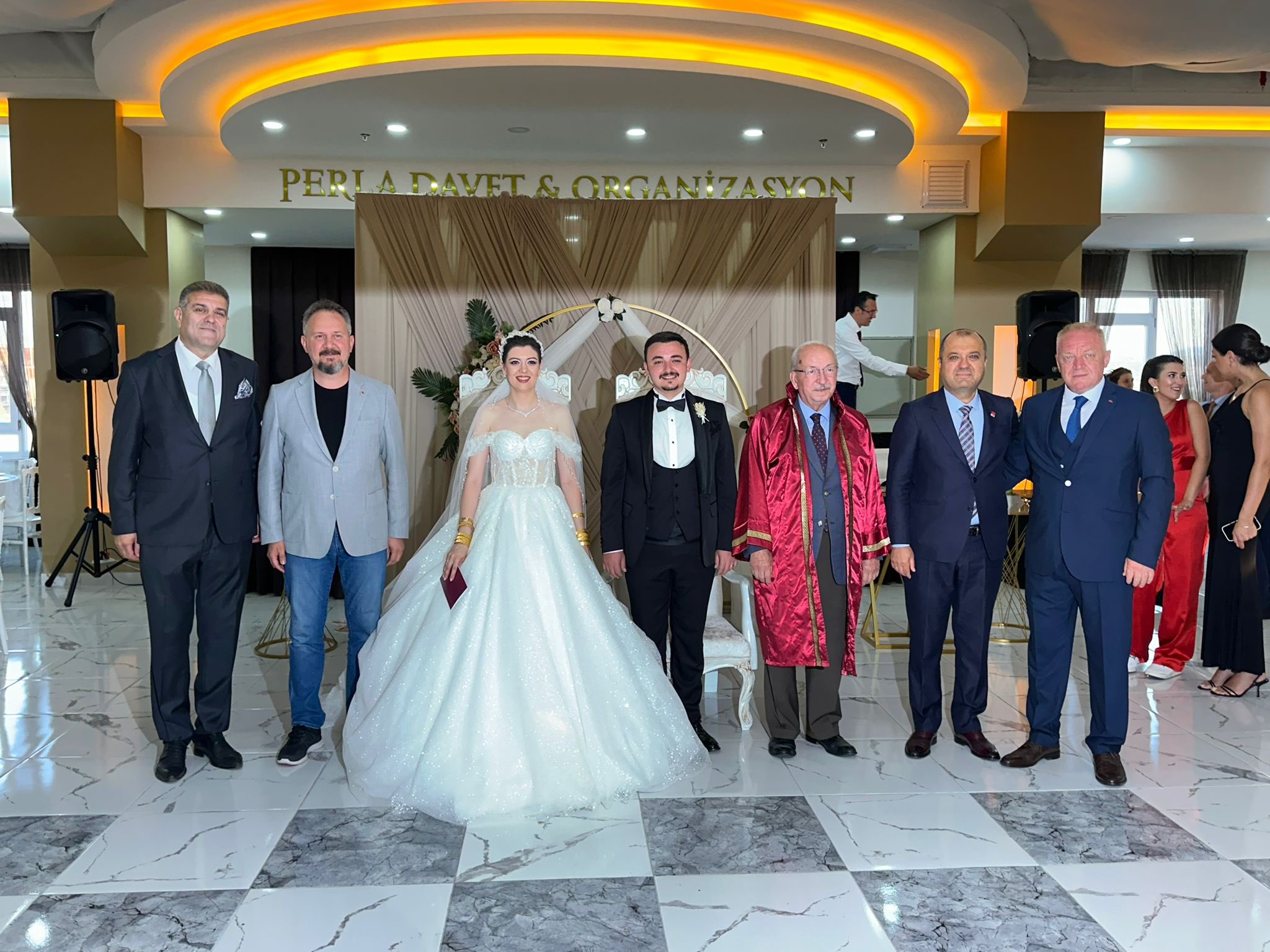 Mestan Özcan on Twitter: "Beste ve Hilmi Can kardeşlerime ömür boyu mutluluklar diliyorum ...