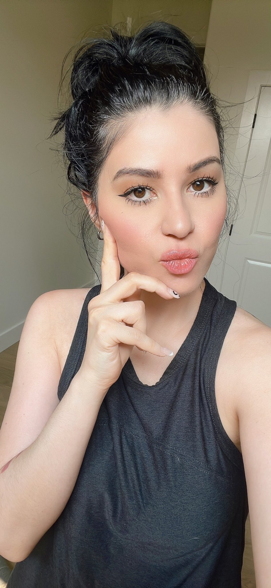 Yunalescka ☾ on Twitter: "Yoga and meditation 🧘‍♀️ Praying I don’t breakdown hard tomorrow after ...