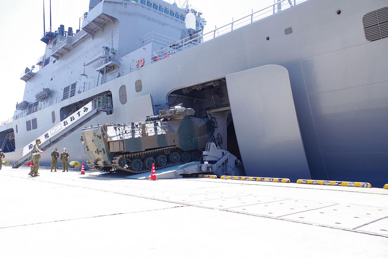MAMOR OFFICIAL on Twitter: "在日アメリカ軍海兵隊との共同訓練の際、海自の『おおすみ』型輸送艦に搭載される陸自の水陸両用車「AAV7」。 現状、陸自の物資、人員を輸送 ...