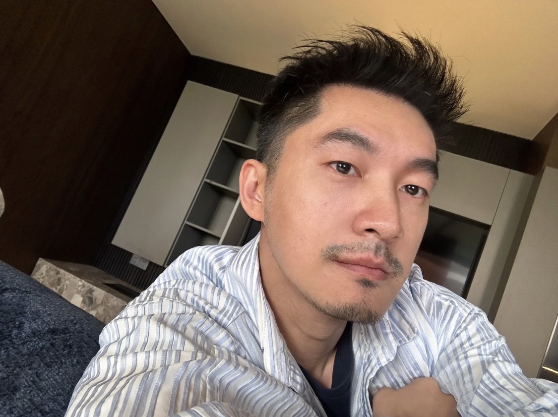一路向你 On Twitter 有人喜欢大叔吗?来找叔在我的新家疯狂做爱啊,用我的粗黑大棒子来干你好吗?在我床上翻云覆雨,谁要来做第一个约在我家的宝贝?