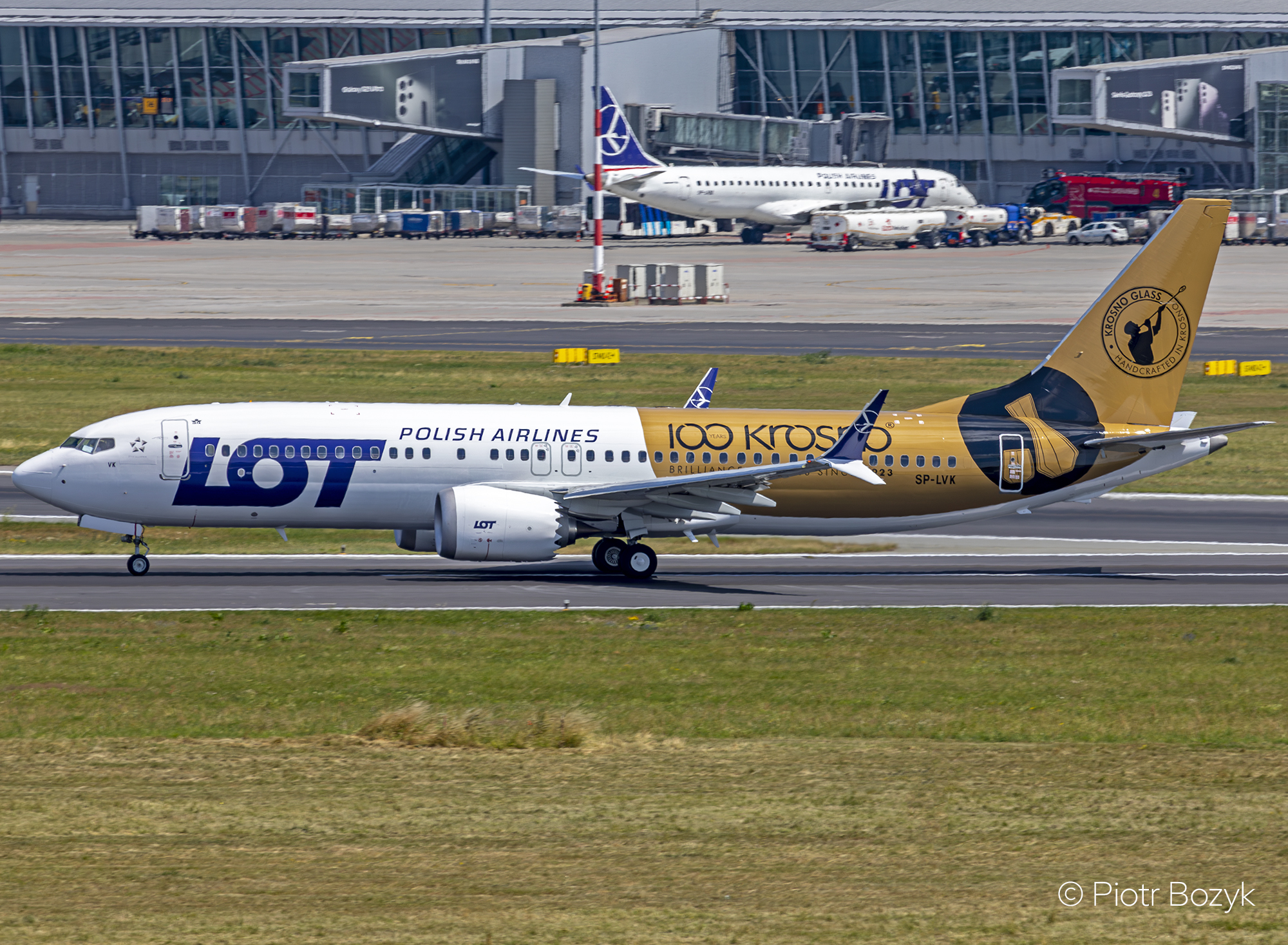 Piotr Bożyk on Twitter: "🇵🇱Boeing #737MAX (SP-LVK) otrzymał specjalne malowanie, które promuje ...