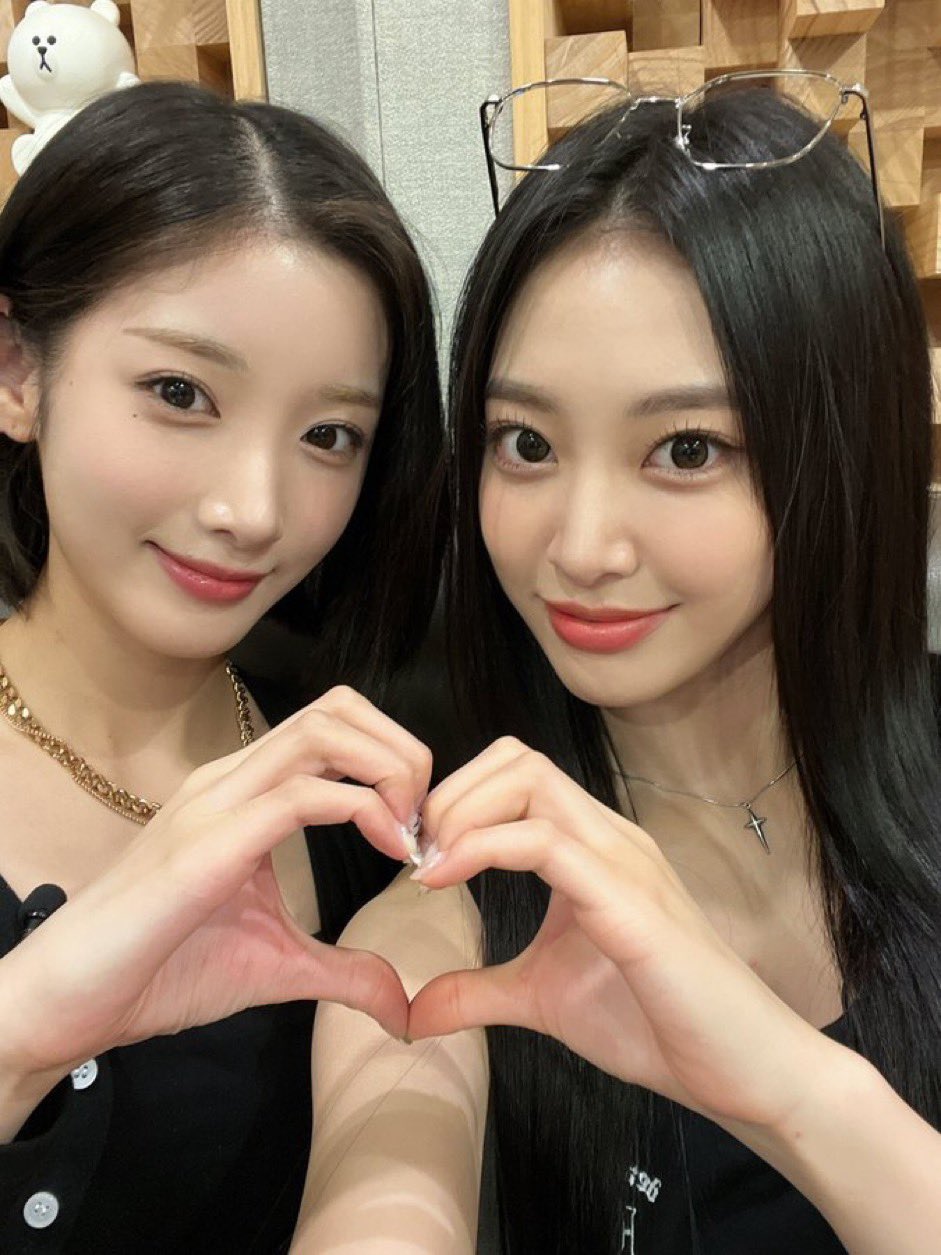 purple kiss loops on Twitter: "yuki with weeekly’s zoa https://t.co/mfhBUTcXLb" / Twitter