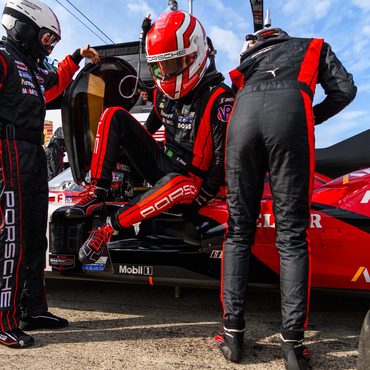 Porsche Motorsport on Twitter: "#IMSA - #PorschePenskeMotorport's #Porsch963 #7 crew at pit stop ...