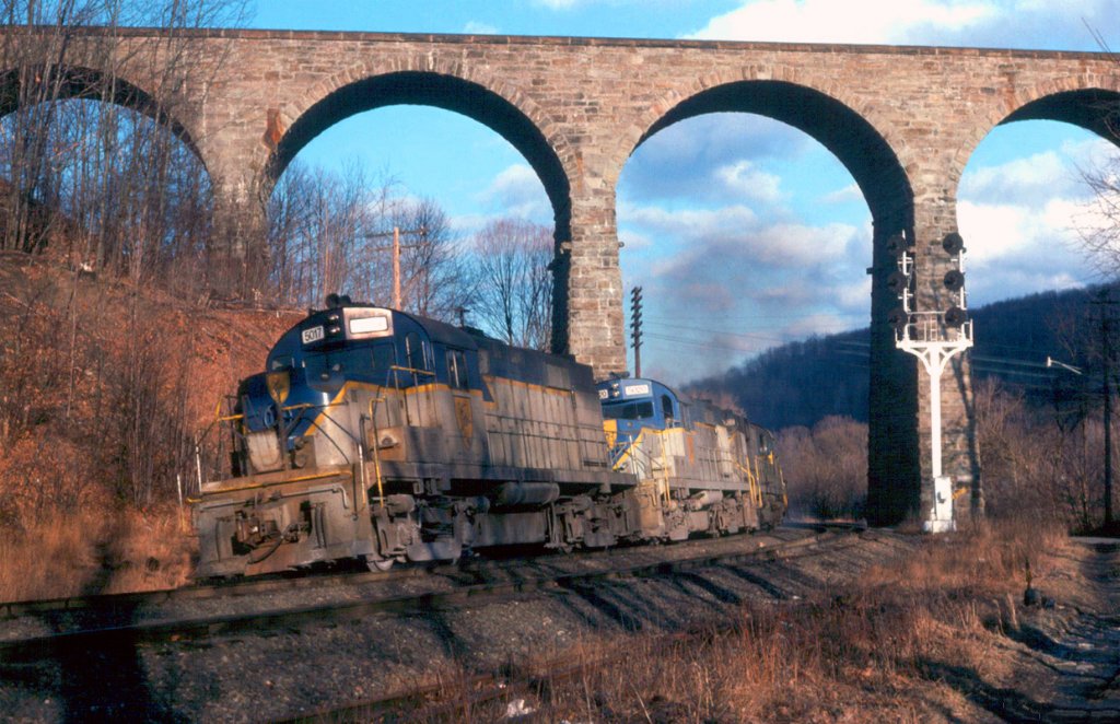 American-Rails.com on Twitter: "Several Delaware & Hudson Alcos, led by RS-36 #5017, head north ...