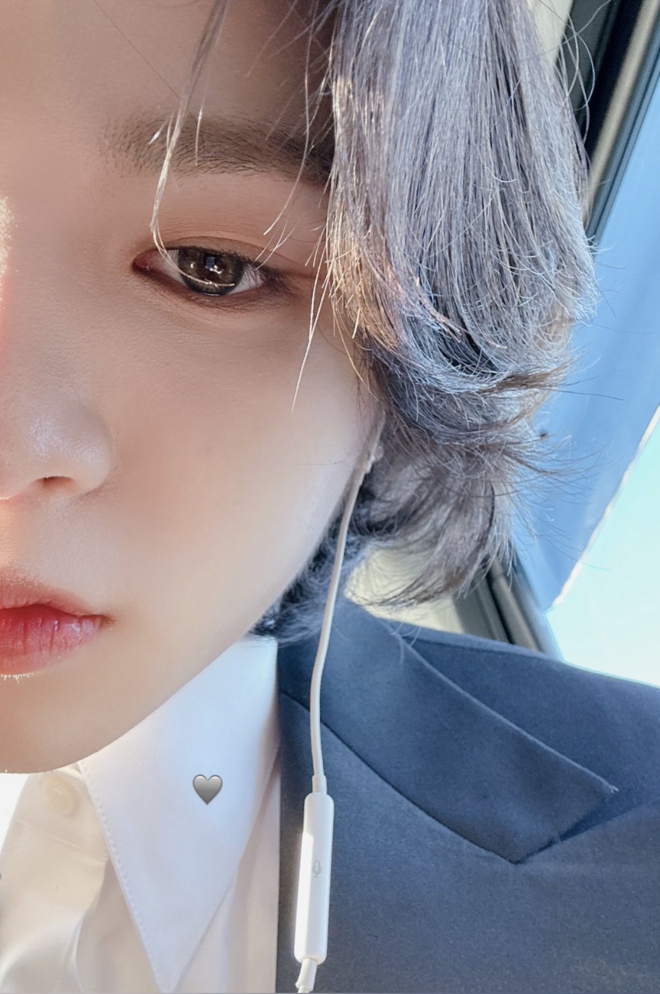 TREASURE INA on Twitter: "*🐮 post a selca* 🐰 : who is this? isn’t only Treasure allowed in here ...