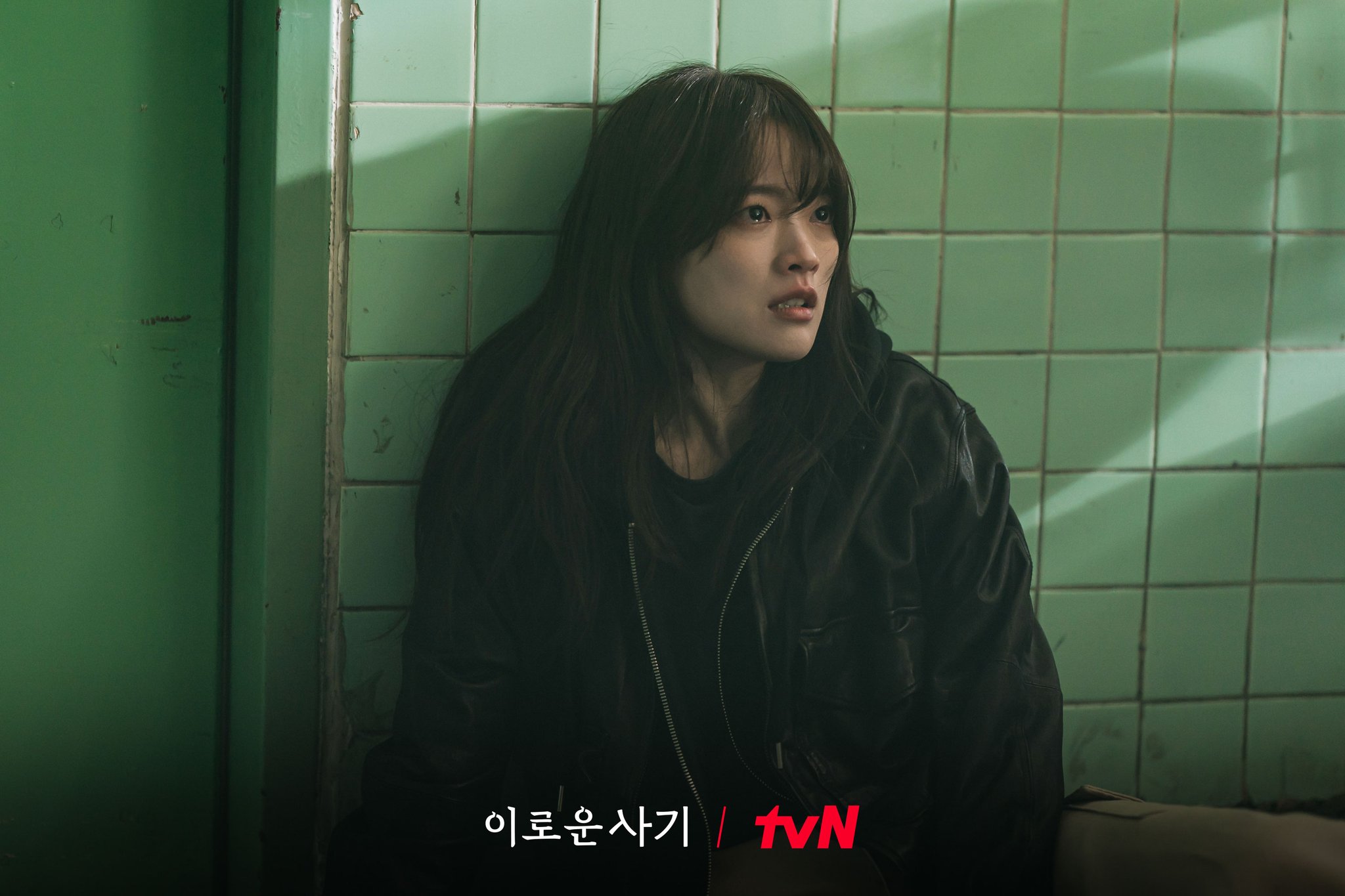 tvN drama on Twitter: "로움, 적목 '회장' 제이와 격돌?!💥 분노와 모멸감으로 눈시울을 붉힌 로움과😥 아랑곳 않는 제이의 소름돋는 웃음😈 로움🆚제이 ...
