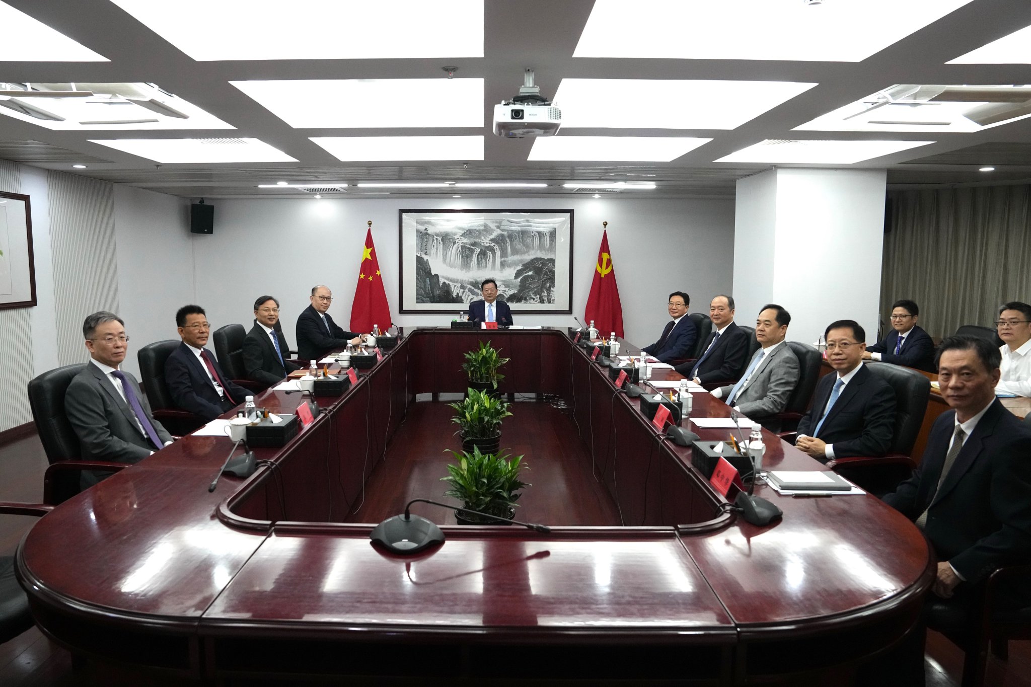 自由亚洲电台 On Twitter 【夏宝龙 以中共中央港澳办公室主任身份主持会议】 中共中央港澳办公室正式成立,并于7月11日召开会议,夏宝龙以主任的身份,主持会议和讲话。一直在地方