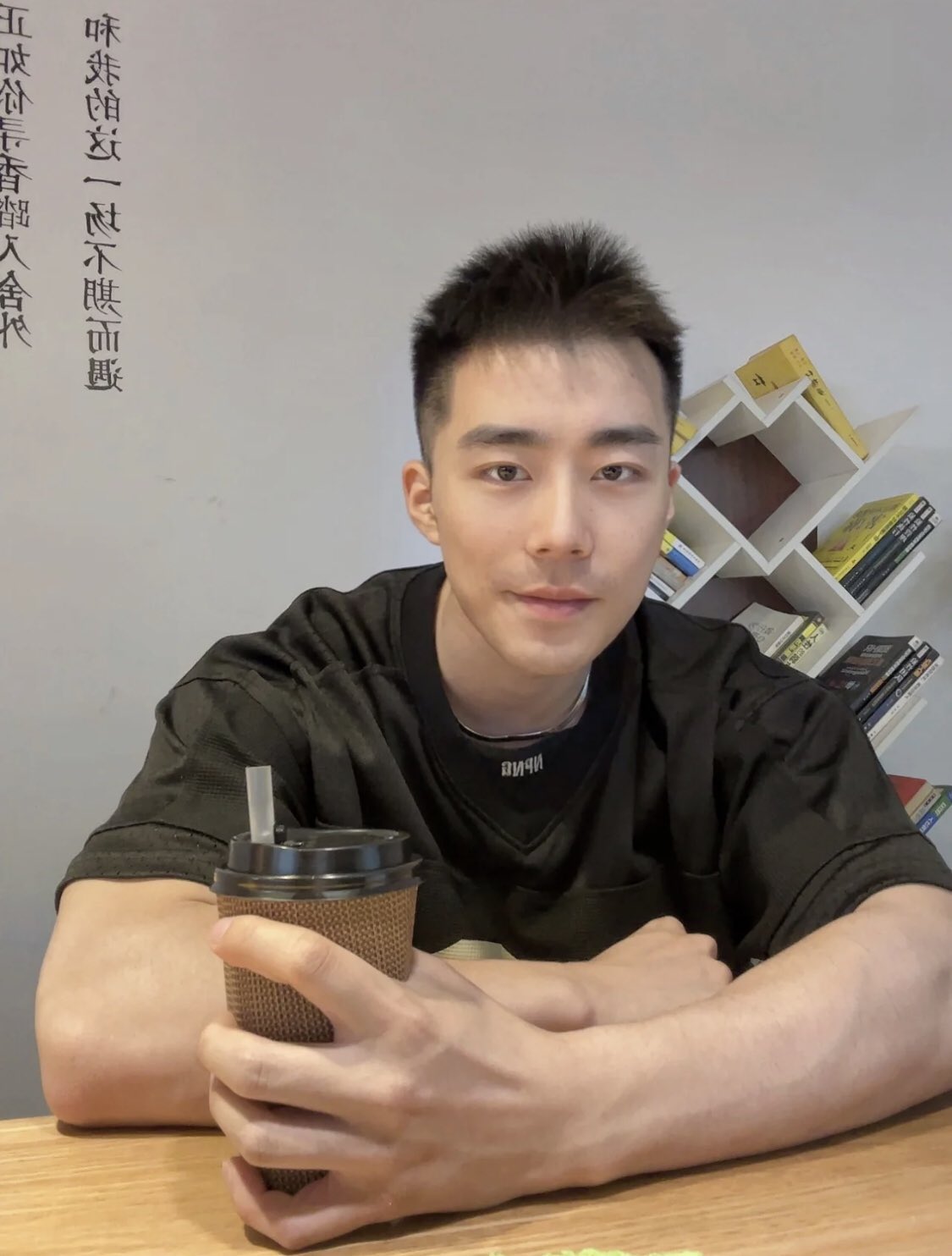 上海性瘾健身教练 On Twitter 坐在咖啡店消磨一下时光,抹茶味的面包真的很不错,你是喜茶(喜插)还是奈雪(耐穴)呢? Ep24cb0atp Twitter