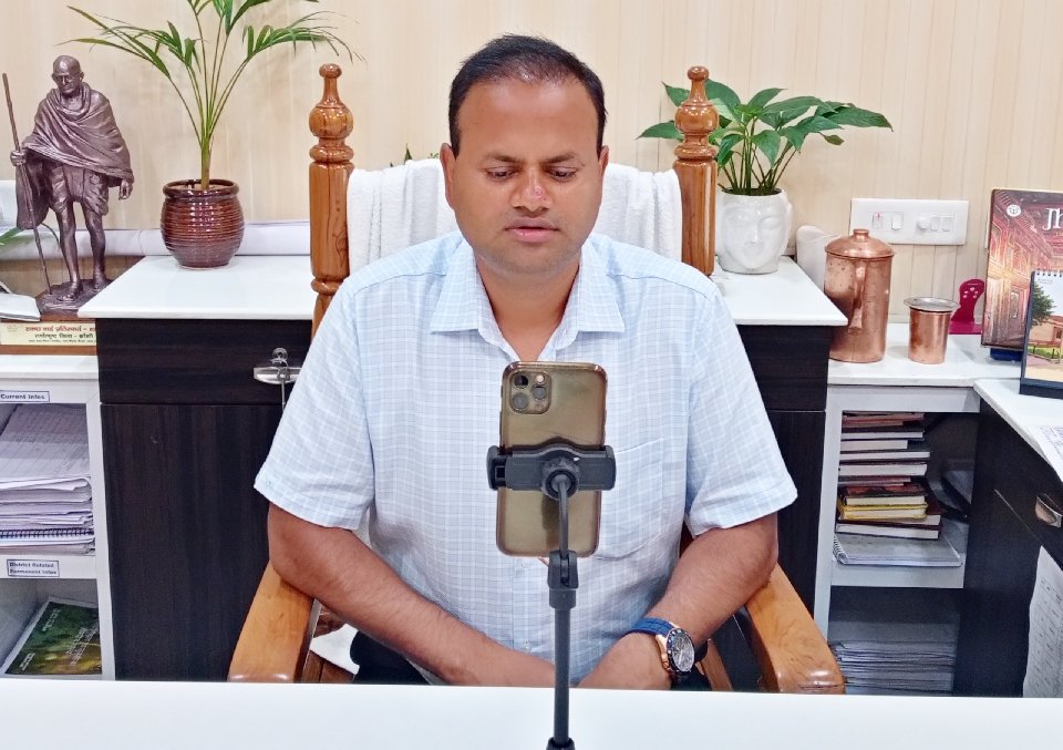 Ravindra Kumar IAS on Twitter: "DM झांसी, श्री Ravindra Kumar IAS व SSP झांसी ने CFO झांसी एवं ...