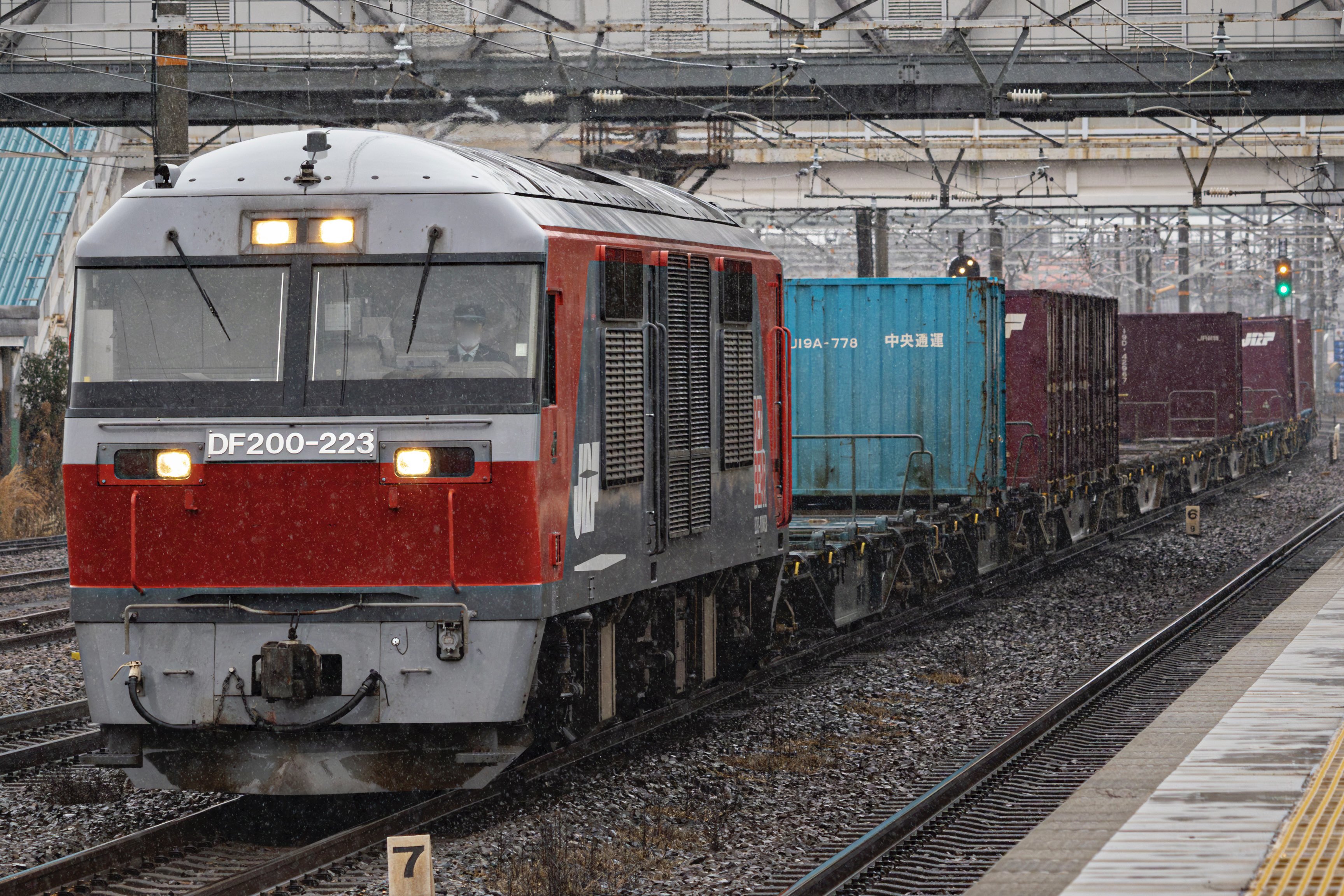 ɳ³ on Twitter: "2023/02/24 2080レ DF200-223 ほぼ定時で通過 関西線のコンテナ列車、いつも積載が良くないイメージがありますが この時も予想が覆る事はなく ...