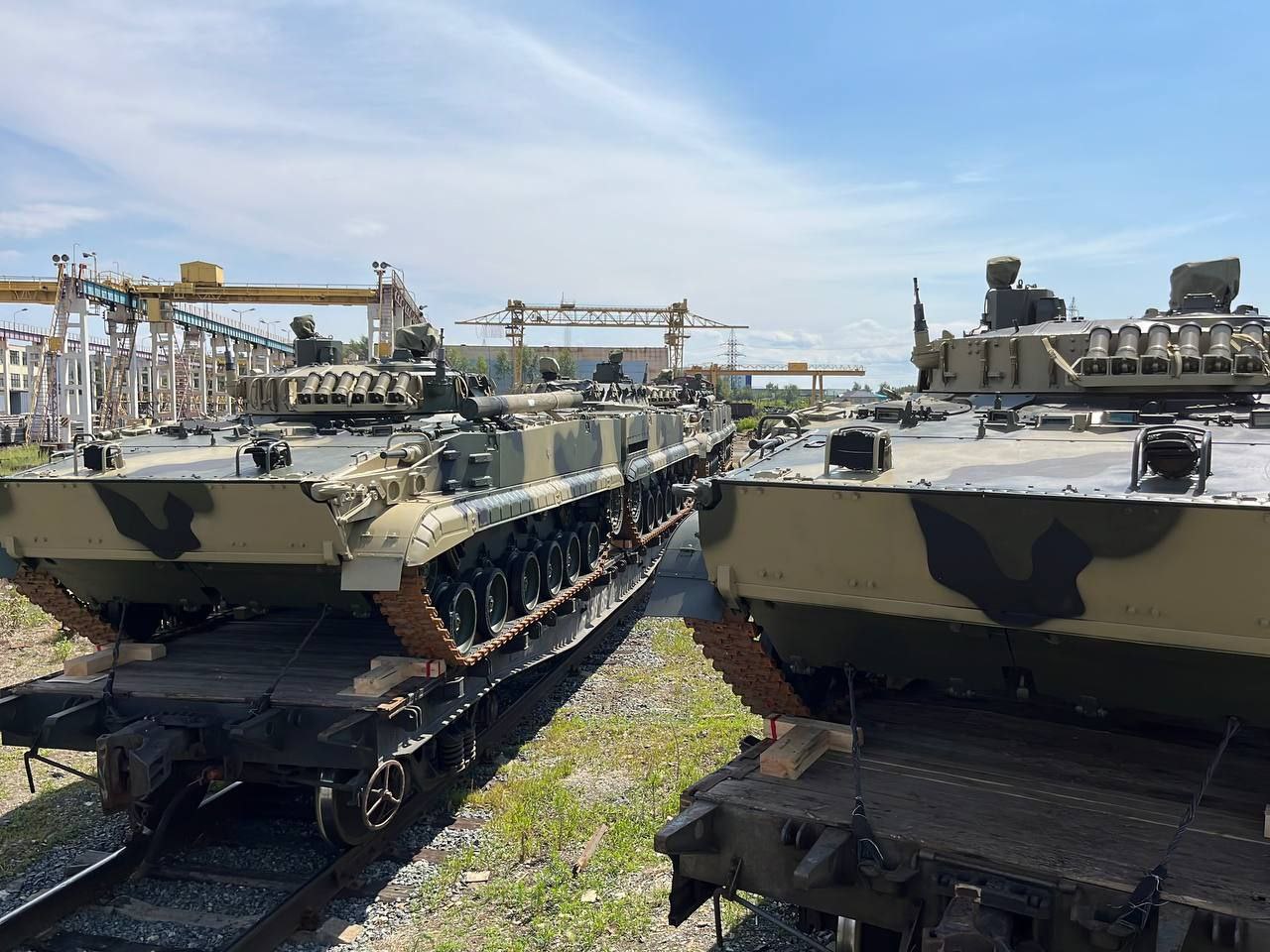 Tony on Twitter: "🇷🇺KMZ shipped new, as well as overhauled BMP-3 infantry fighting vehicles to ...