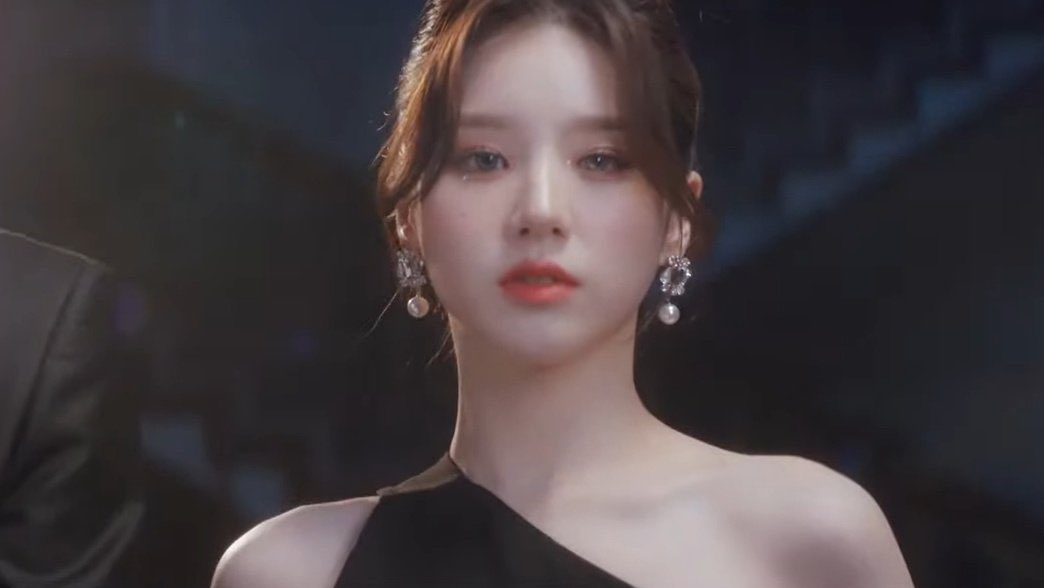 loona pics on Twitter: "HEEJIN IN THE OEC MV??!!!! https://t.co/lBdV17dXZ5" / Twitter