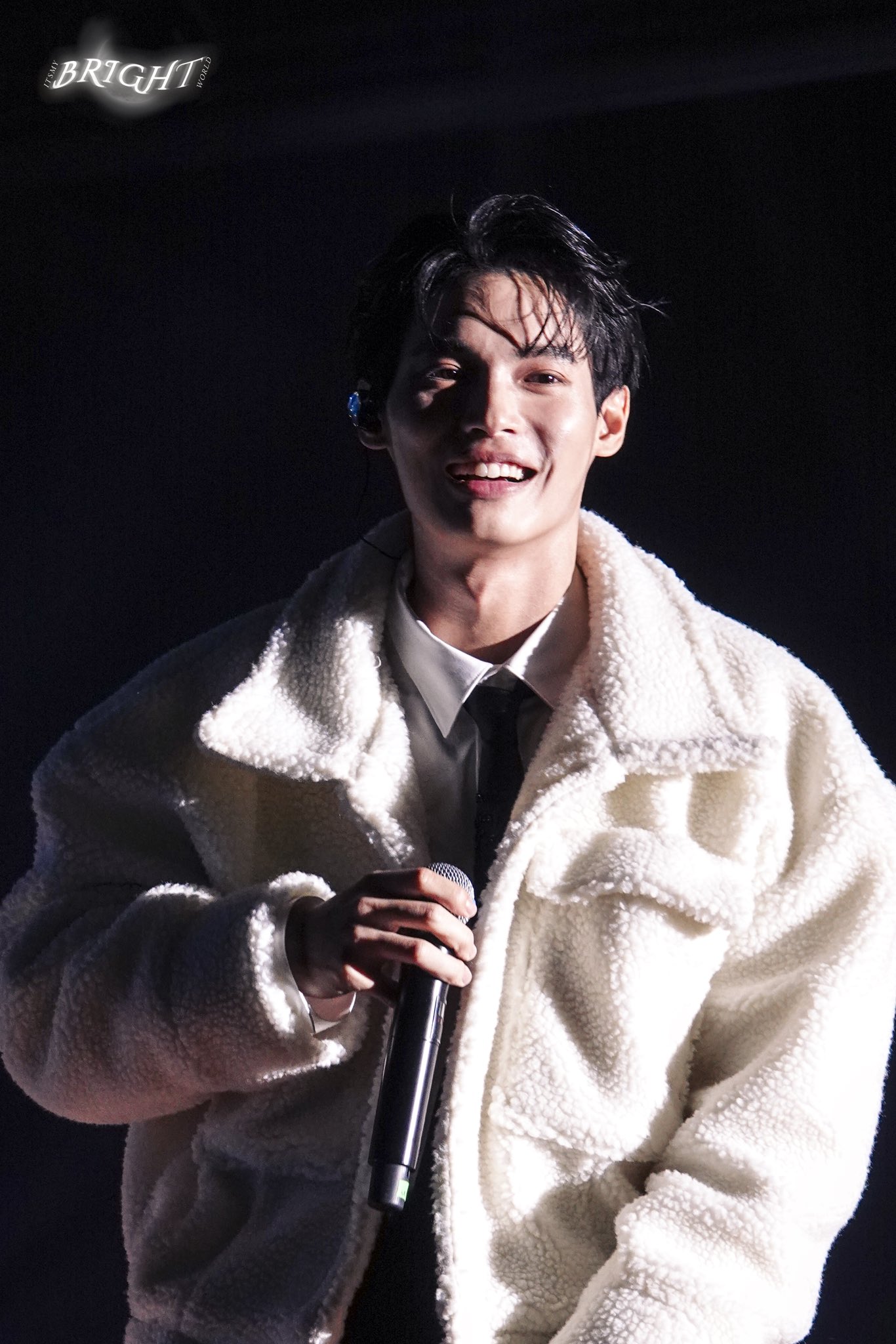 itsmybrightwinworld🇭🇰☀️🐰 on Twitter: "08.07.2023 這張必須單獨發 實在太喜歡太好看了🥹💚 雖然還是一明一暗的該死燈光 但真的很喜歡很喜歡這樣笑着 ...