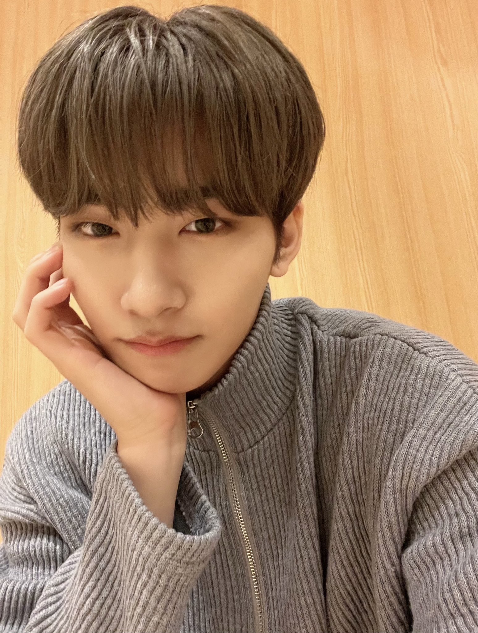 EPEX on Twitter: "[#제프] 이 날씨에... 가디건 skrrr🫨 #EPEX #이펙스 #JEFF #제프 #젶프프 https://t.co/OoXiJor28V ...