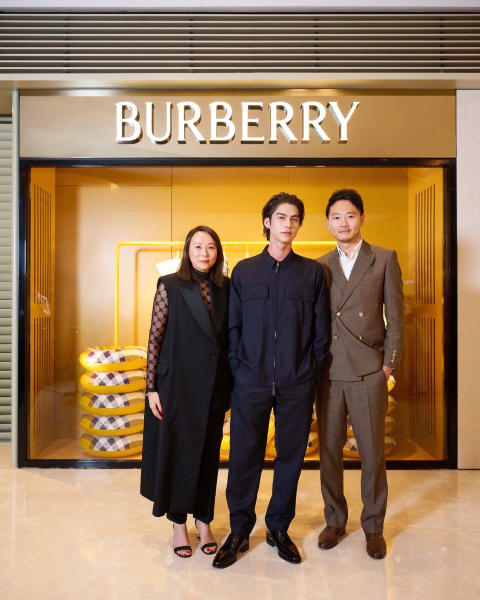 on Twitter: "📌 https://instagram.com/p/Cur0QXWvlNM/ cr. zhou_wu #Burberry @Burberry #bbrightvc"