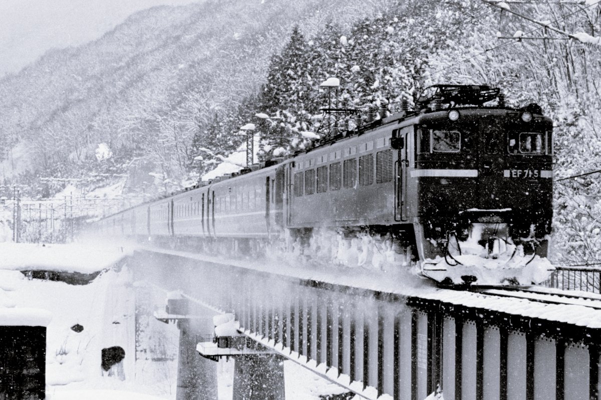 SORA on Twitter: "7月15日はEF71 5号機の日って事で… 8002レ／峠～庭坂 1975/2/10 https://t.co/HTFKtUJceY" / Twitter