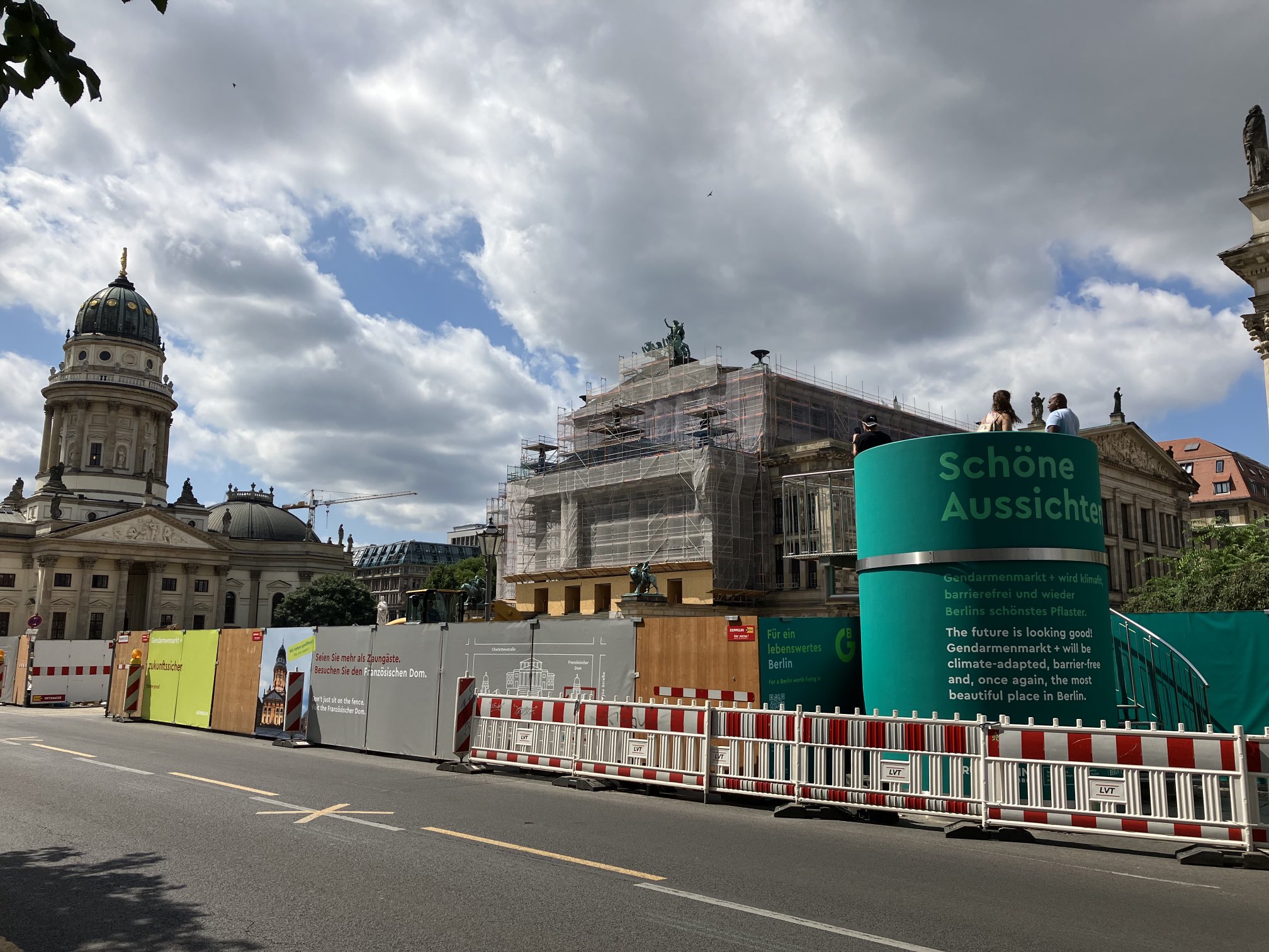 中村真人 Masato Nakamura on Twitter: "インタビューの仕事で久々に通ったジャンダルメンマルクト広場。2年間に及ぶ大改修工事の最中で、見晴台まで設置されていた ...