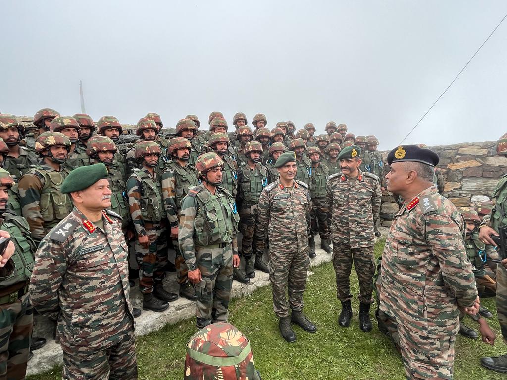 Daily Excelsior on Twitter: "J&K | Army Chief General Manoj Pande visited forward areas along ...