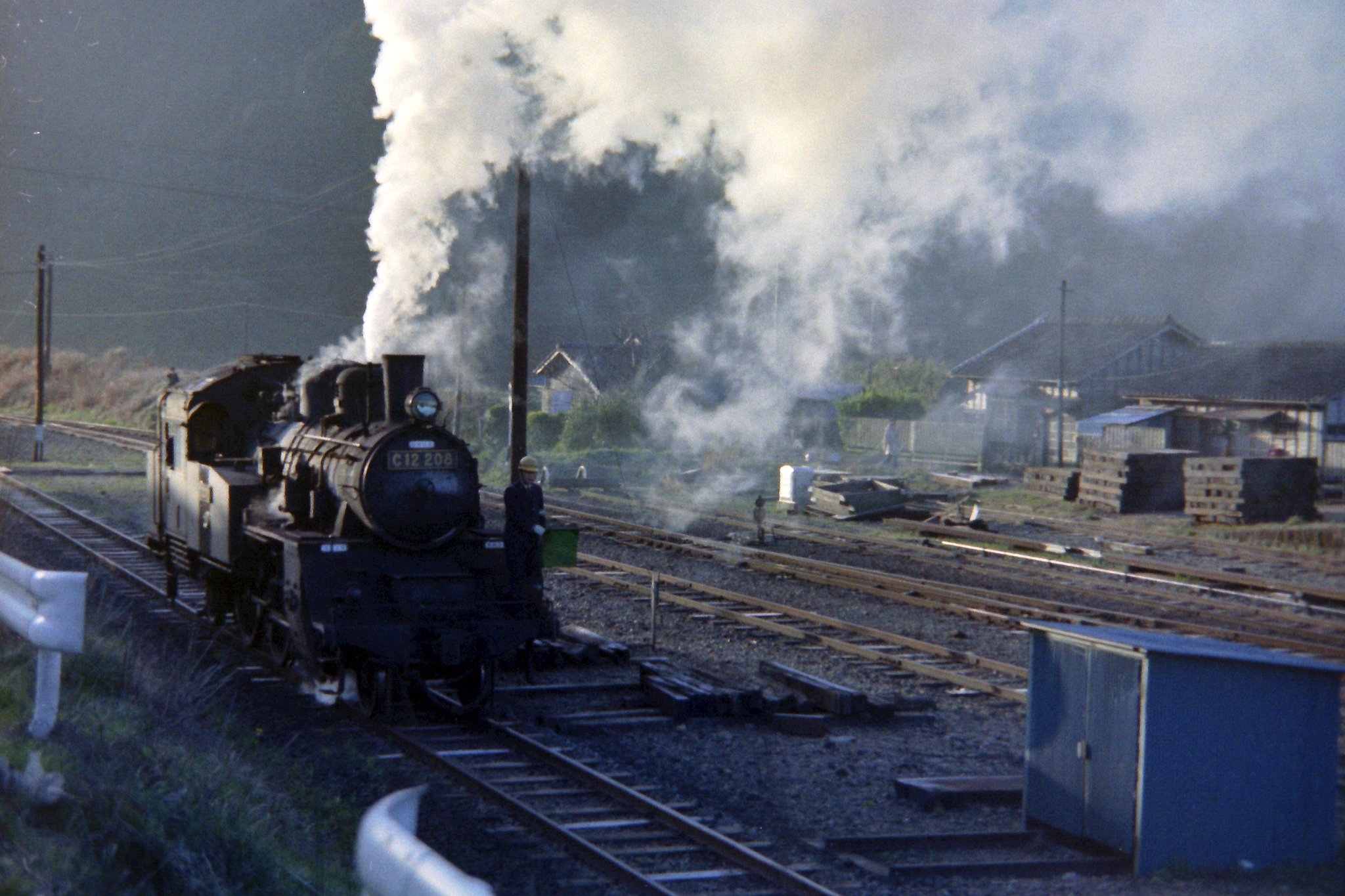 D511007 on Twitter: "立野駅構内。ちょこっと顔出し。祠もありました。滝もありました。全面復旧おめでとうございます!! ＃立野駅 #高森線 #白川橋梁 #C12 https ...