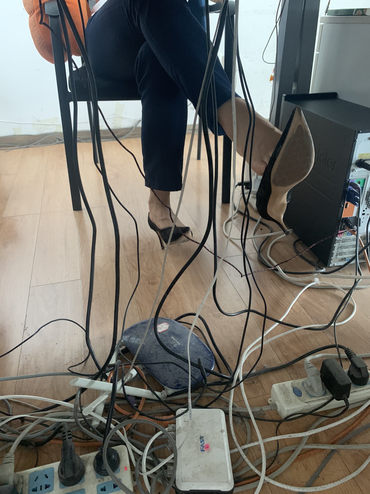 亡命街拍 On Twitter 亡命原创:满足你们对同事骚脚的期待,这次是透视骚高跟配裸足,这骚脚底谁不爱?多图配8段视频无限挑逗!电报群已更新,喜欢的加扣 街拍 美足 美脚 偷拍