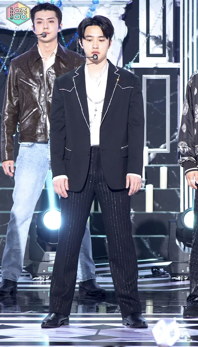 인스티즈(instiz) on Twitter: "[잡담] 도경수 코디법 수트세트 이틀에 나눠 입기..... https://instiz.net/name_enter/88519479…"