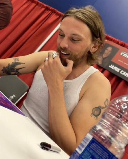 Jamie Campbell Bower 2023 Tatuajes