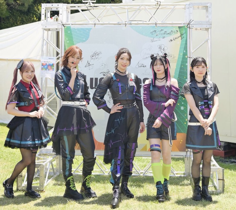 LuckyFes on Twitter: " #LuckyFes 本番前集合写真！📷 📅7/16(日) WATER STAGE🌊12:30～ RAISE A SUILEN @bang ...