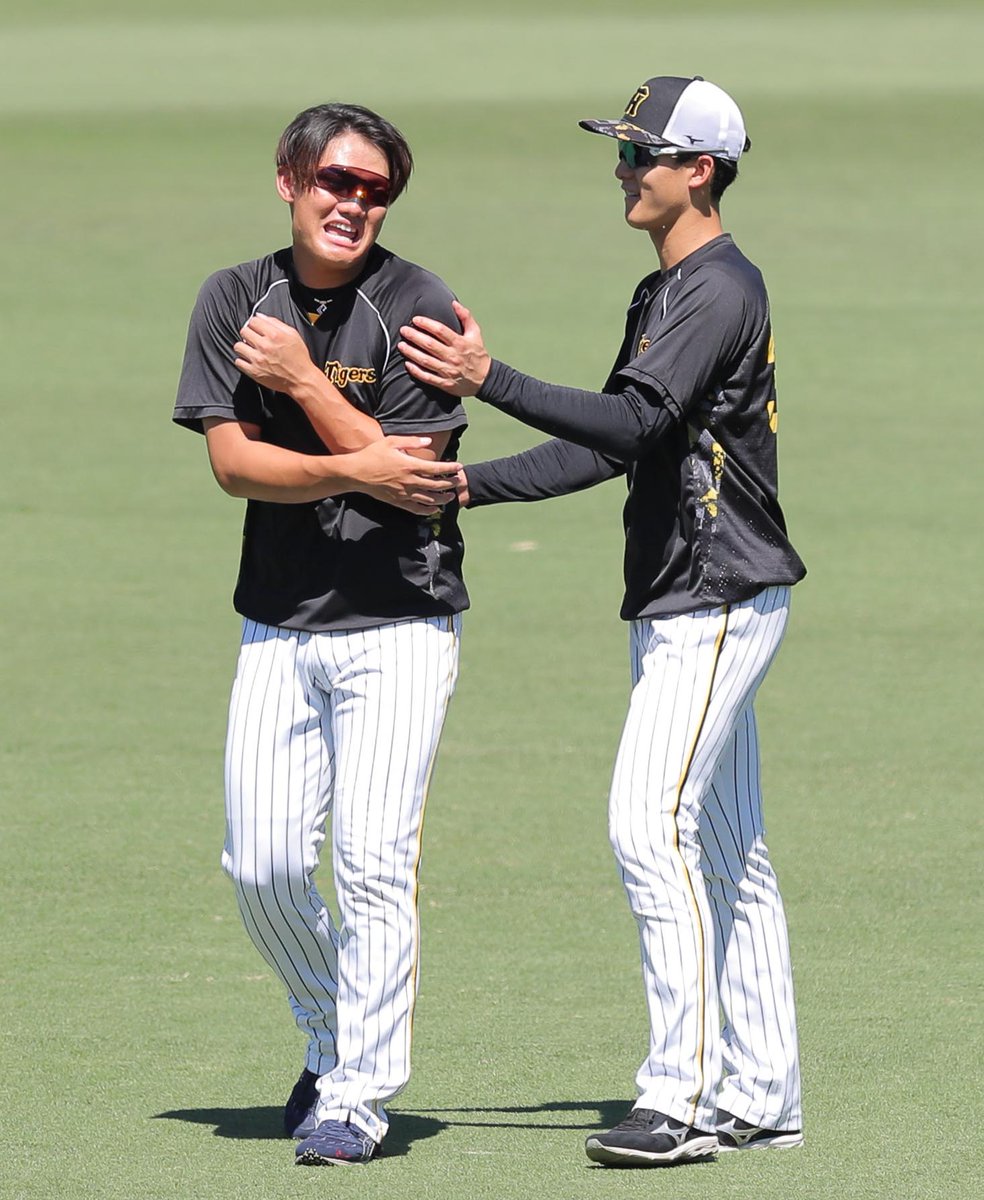 スポーツ報知 大阪写真担当 on Twitter: "試合前練習中に #小幡竜平 選手と戯れる #西純矢 選手 #阪神タイガース スポーツ報知の野球情報 https://hochi.news ...