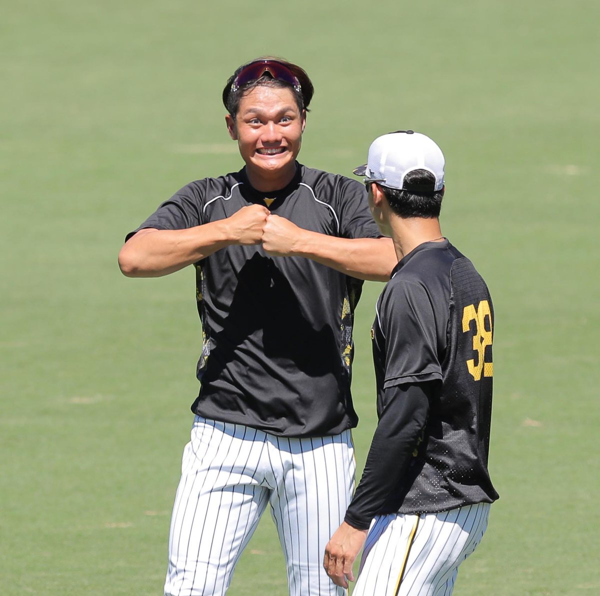 スポーツ報知 大阪写真担当 on Twitter: "試合前練習中に #小幡竜平 選手と戯れる #西純矢 選手 #阪神タイガース スポーツ報知の野球情報 https://hochi.news ...
