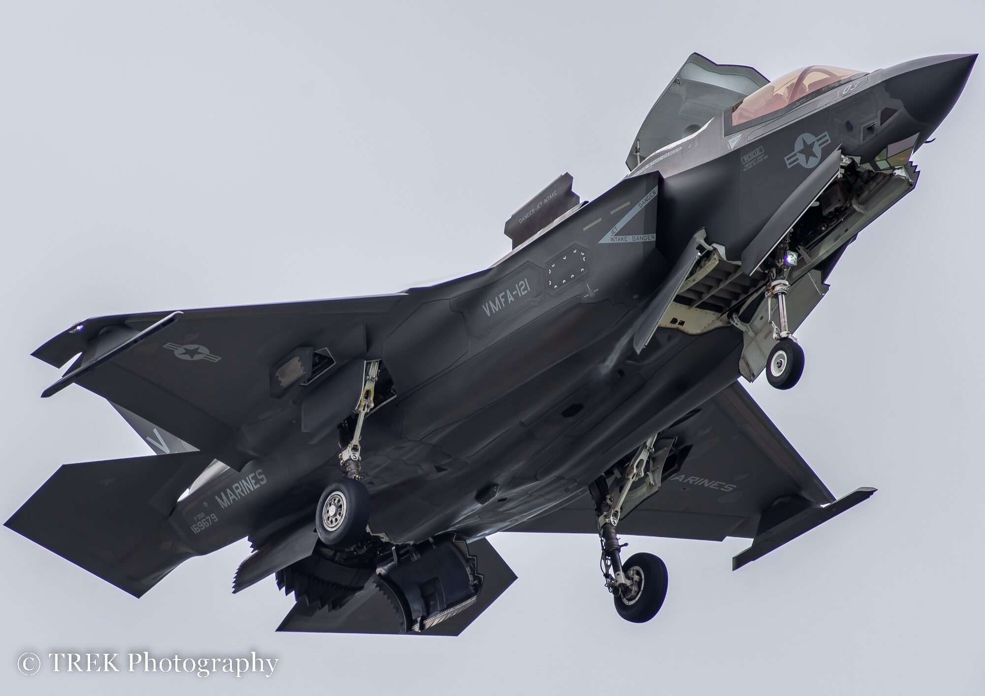 𝐓𝐑𝐄𝐊🇯🇵 on Twitter: "F-35Bは強襲揚陸艦ワスプとアメリカ搭載機の2部隊が多数上がって垂直着陸訓練。例の鼓膜破壊音を知っていたため頭上通過時は耳を塞いだ。最後だけ短距離制動 ...