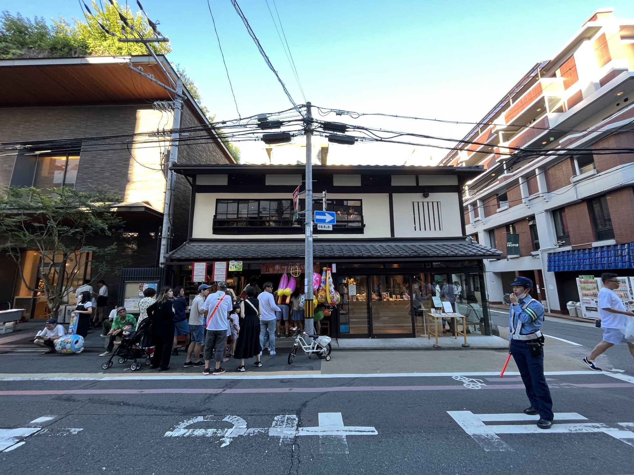 kyoto1192.com on Twitter: "今日は自転車屋さんも祇園祭仕様です。 https://t.co/Qlc0nJF0jq" / Twitter