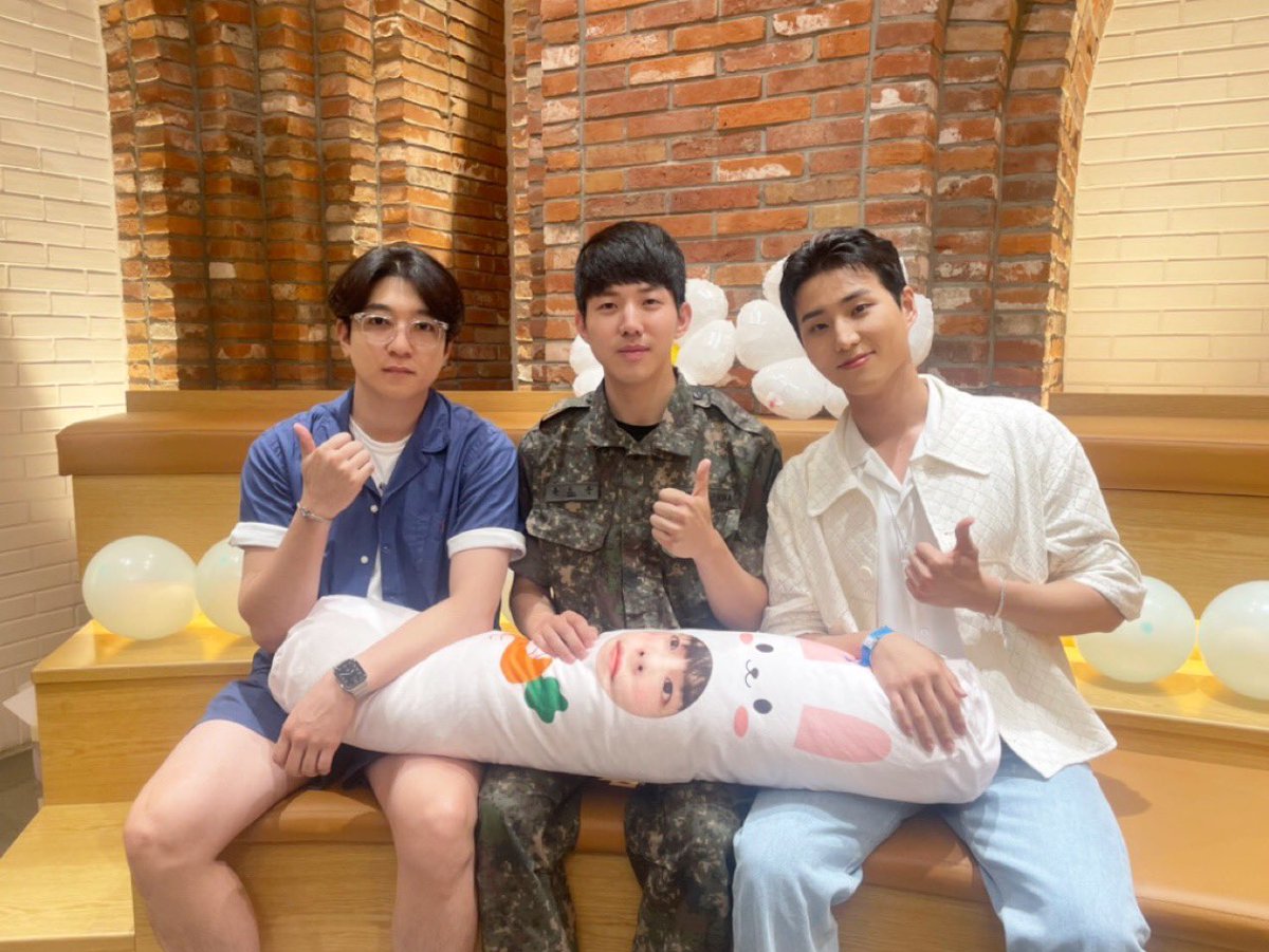 DAY6 on Twitter: "[ #DAY6_BEHIND ] 축🎉DAY6 막내 도운 전역🎉하 깜짝 게스트 세 분(!)과의 시끌벅적했던 JYP들이🏠 늠름강쥐🐶 도운이와 ...