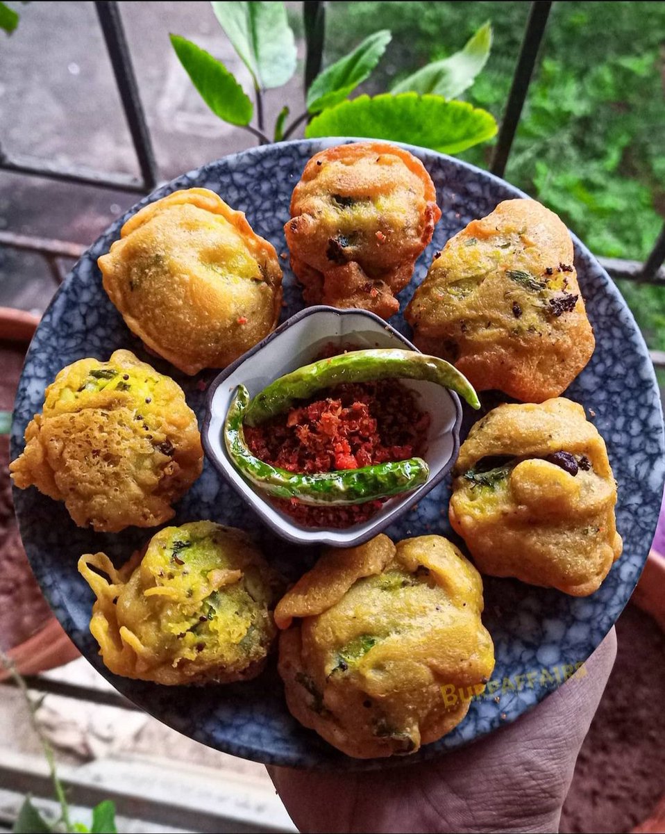 10 Delicious Must Try Street Food of Mumbai 1. Vada Pav https://t.co ...