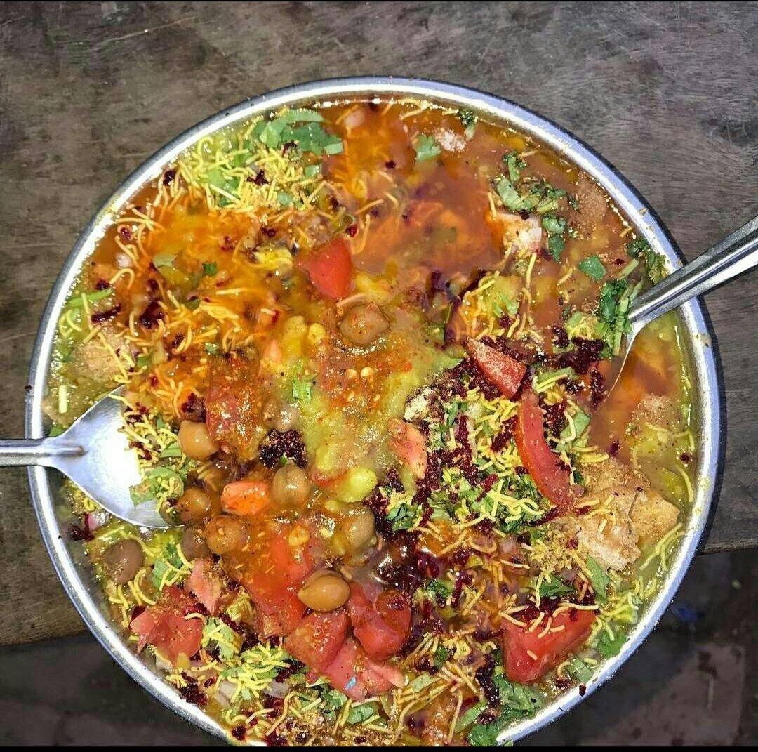 10 Delicious Must Try Street Food of Mumbai 1. Vada Pav - Thread from ...