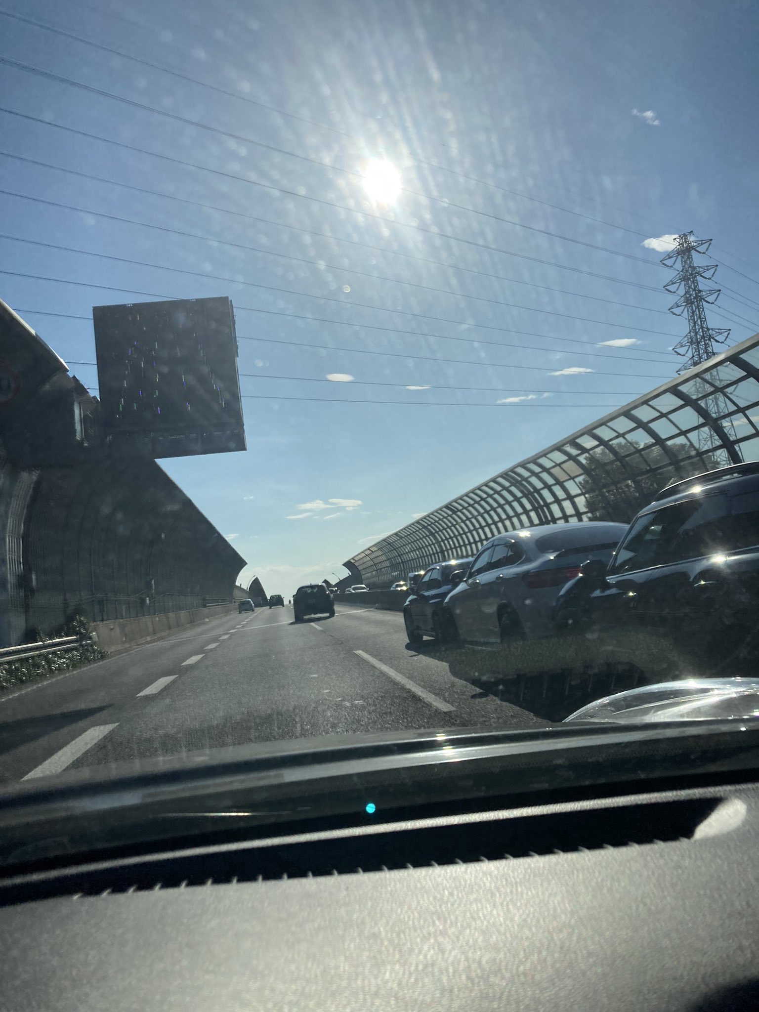 Hackai Watanabe هل سي كاي واتانابي on Twitter: "昨日、京葉道路上り線の幕張パーキング近くで3台の玉突き事故に遭遇。（右側） https://t ...