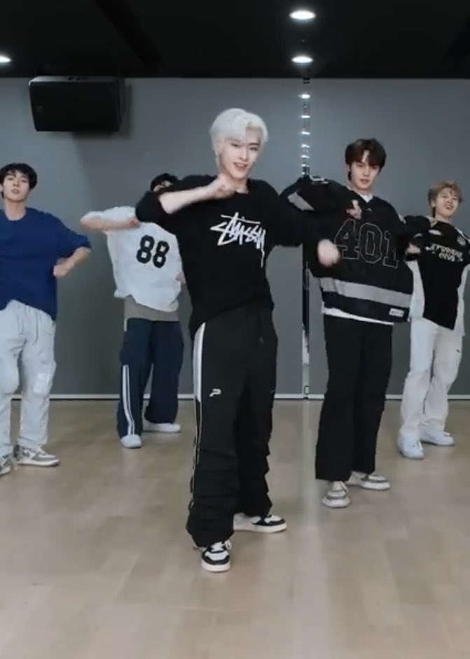 제베원 손민수 On Twitter 리키 StÜssy ♥︎ 긴팔 올드 스톡 티셔츠 82 000원 품절 Grialz ♥︎